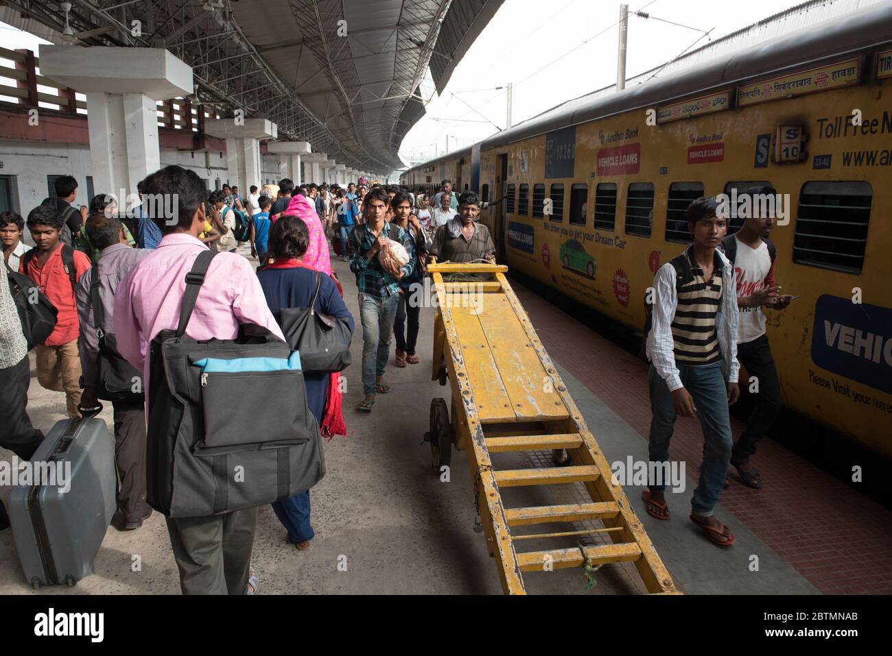 Howrah Junction Train Station, crowded and busy with commuters. Indian ...