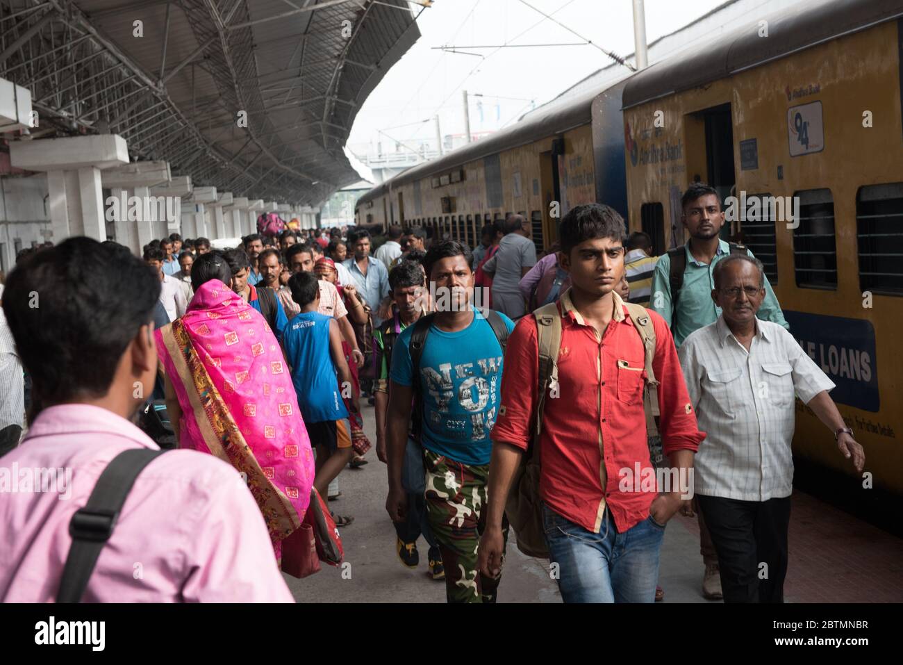 Howrah Junction Train Station, crowded and busy with commuters. Indian ...