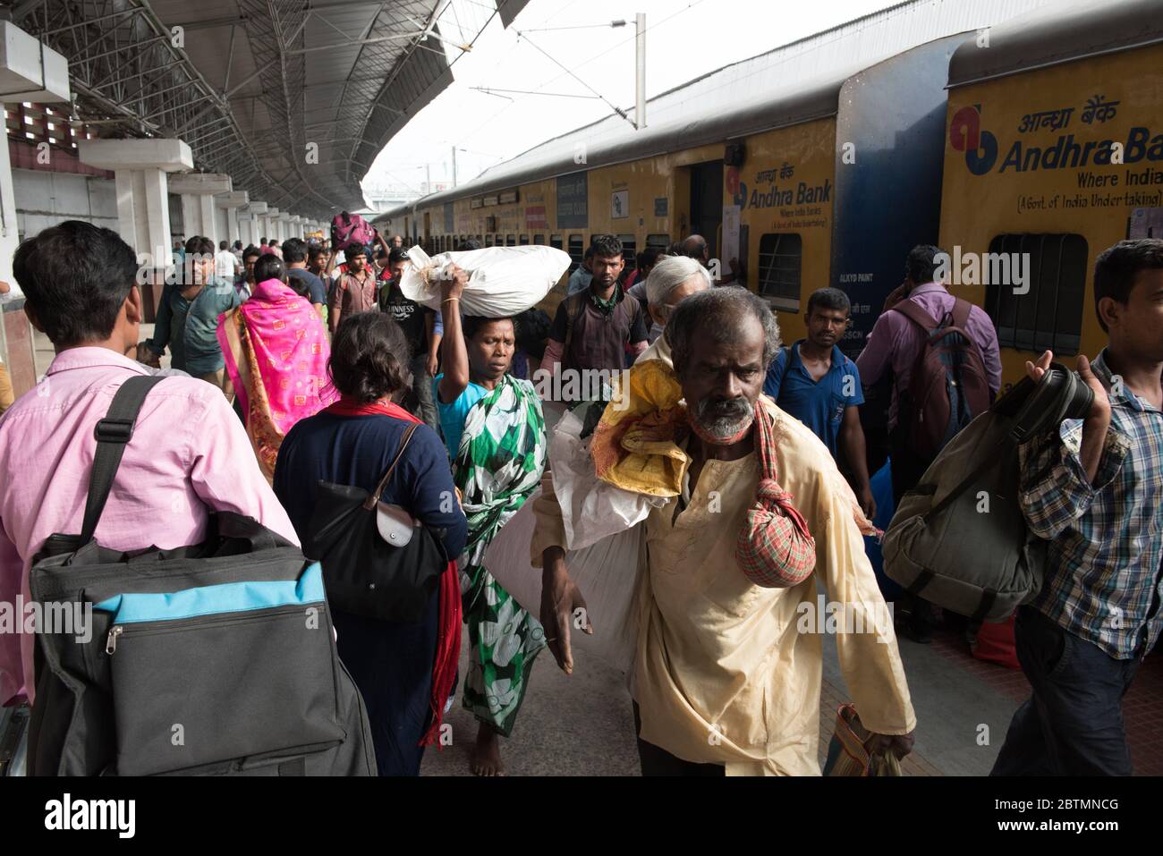 Howrah Junction Train Station, crowded and busy with commuters. Indian ...