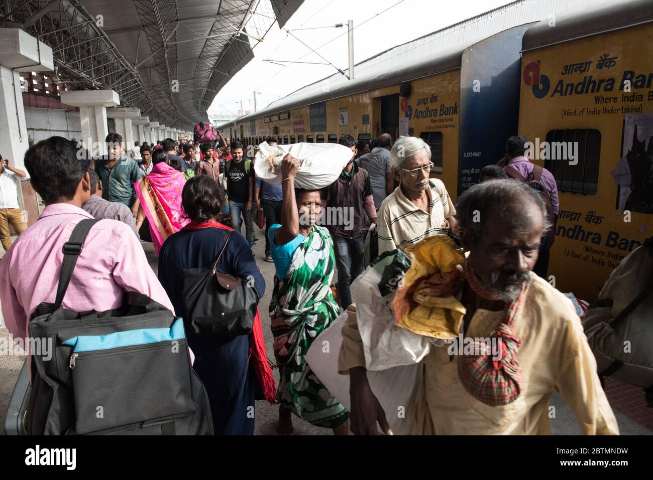 Howrah Junction Train Station, crowded and busy with commuters. Indian ...