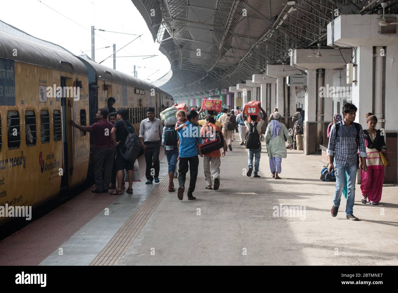 Howrah Junction Train Station, crowded and busy with commuters. Indian ...