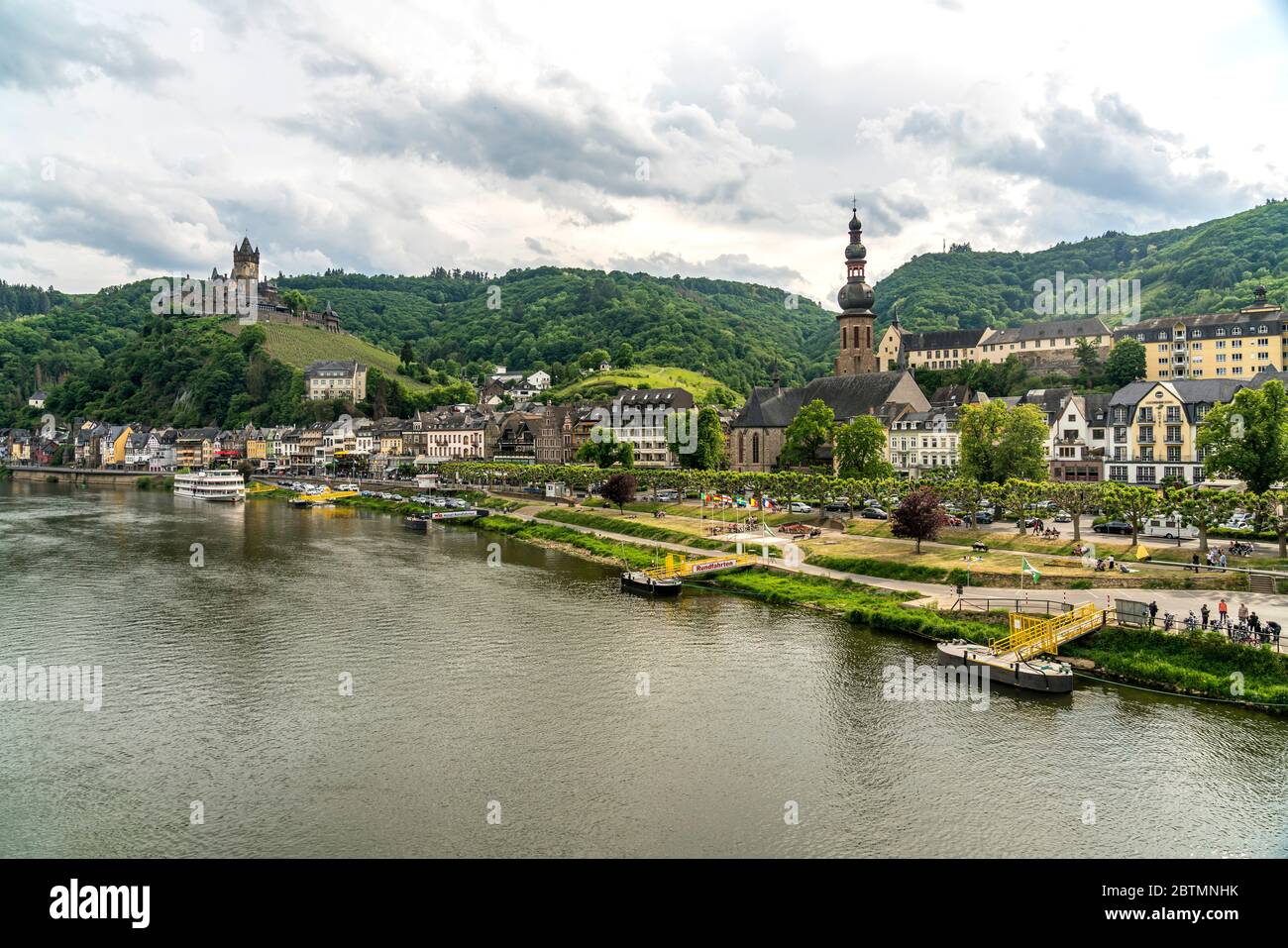 Stadtansicht mit Fluss Mosel, Pfarrkirche St. Martin und Reichsburg in ...