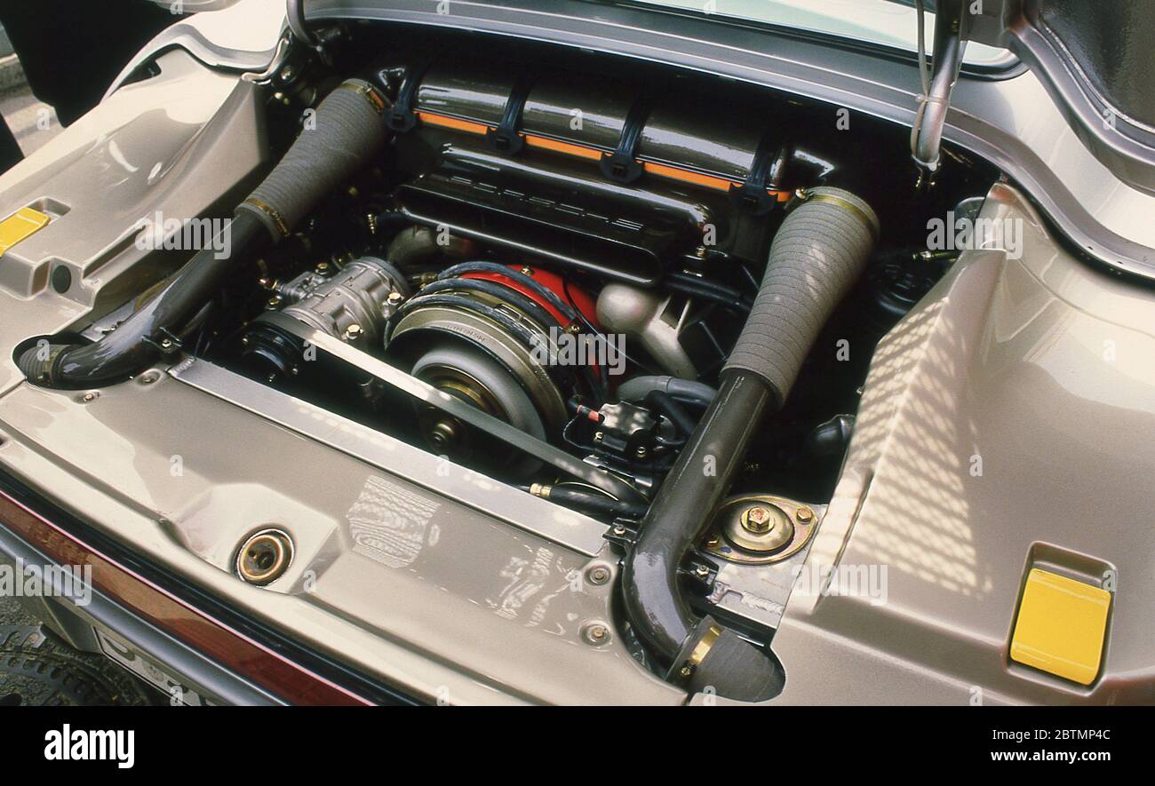 Porsche 959 engine on display at the press launch of the Porsche 959 at ...