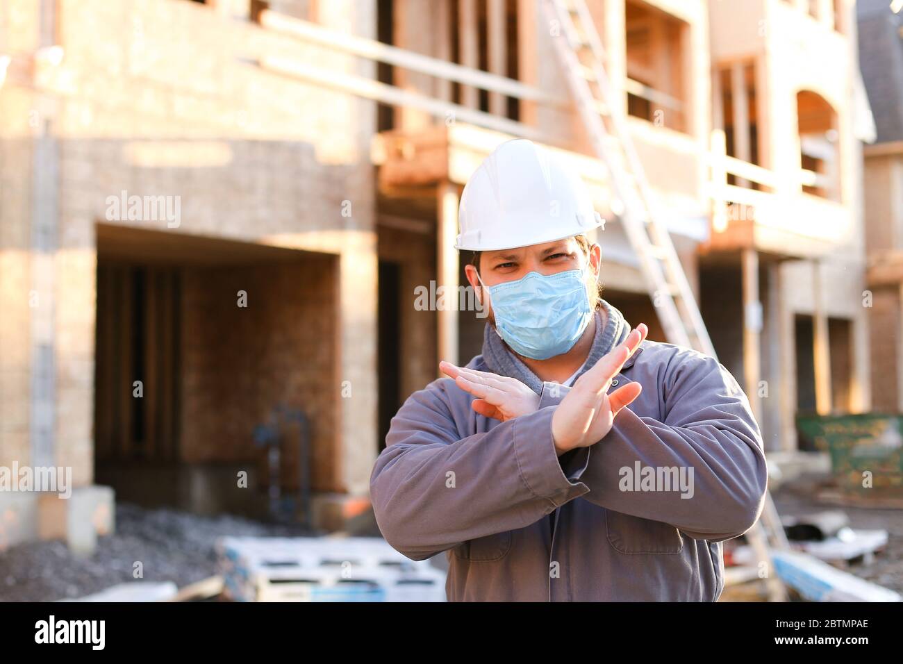 Foreman wearing mask and hardhat at construction site Stock Photo - Alamy