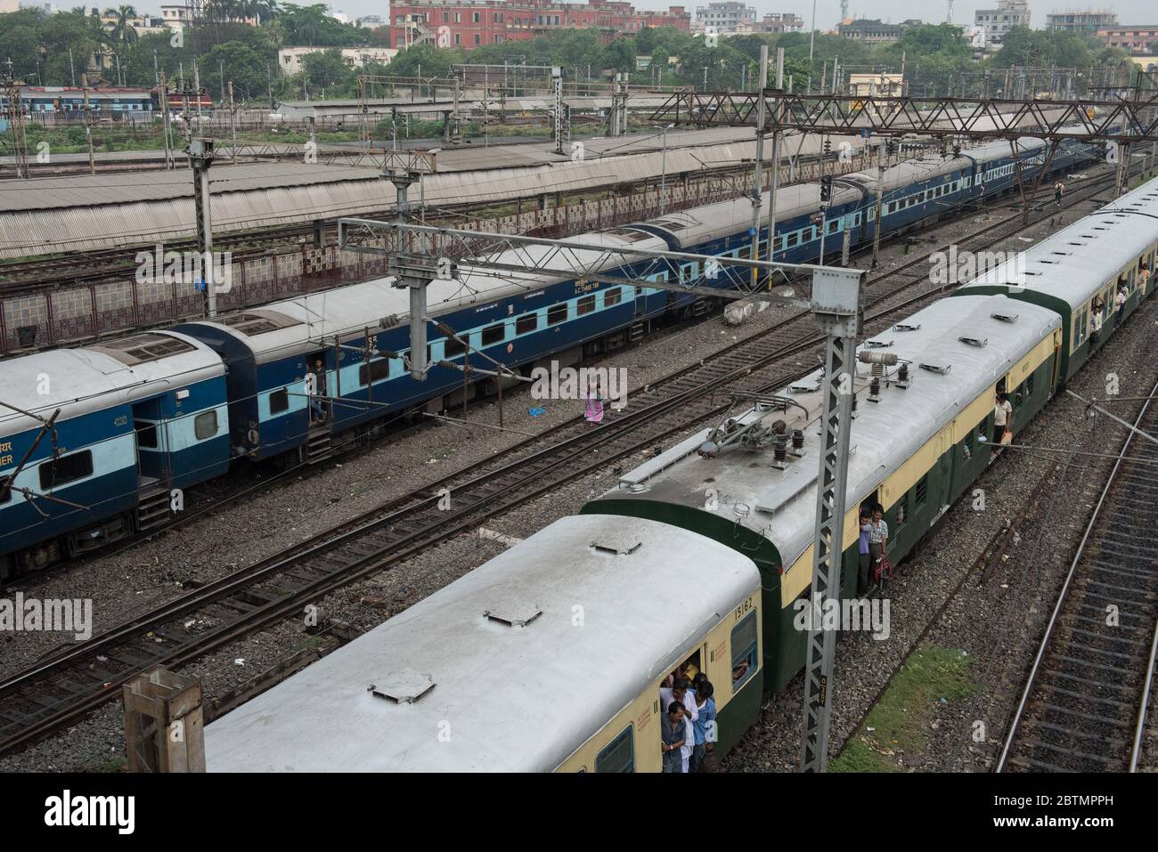 Howrah junction railway station hi-res stock photography and images - Alamy