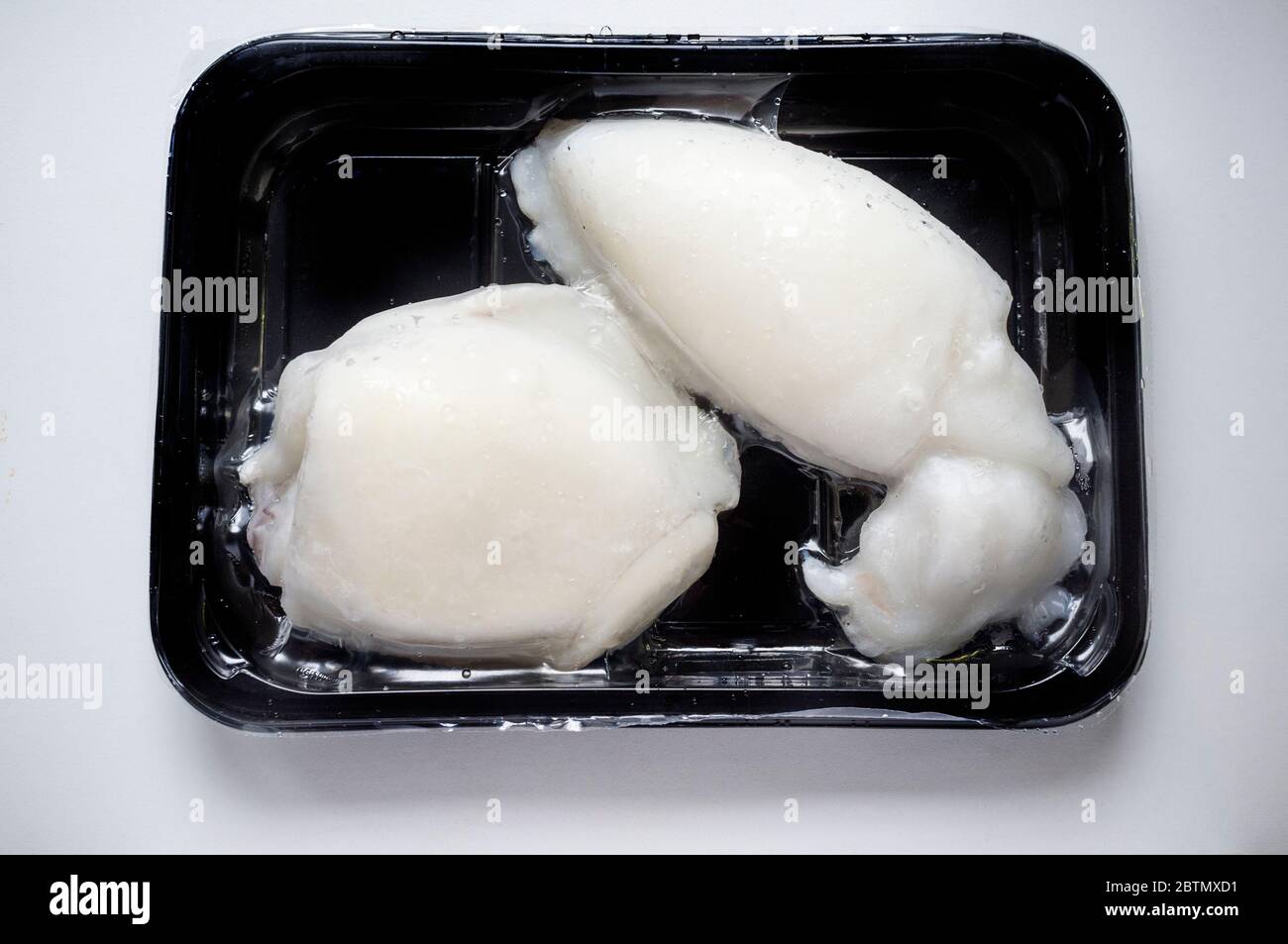 Tray of whole frozen cuttlefish. Overhead shot Stock Photo - Alamy