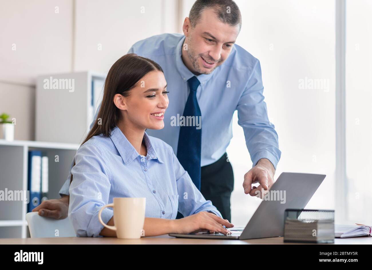 Businessman helping colleague hi-res stock photography and images - Alamy