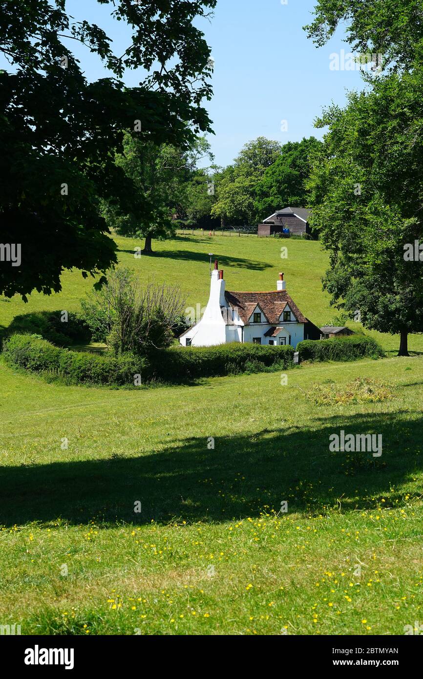Chocolate box cottage on Lee Common, Buckinghamshire Stock Photo - Alamy