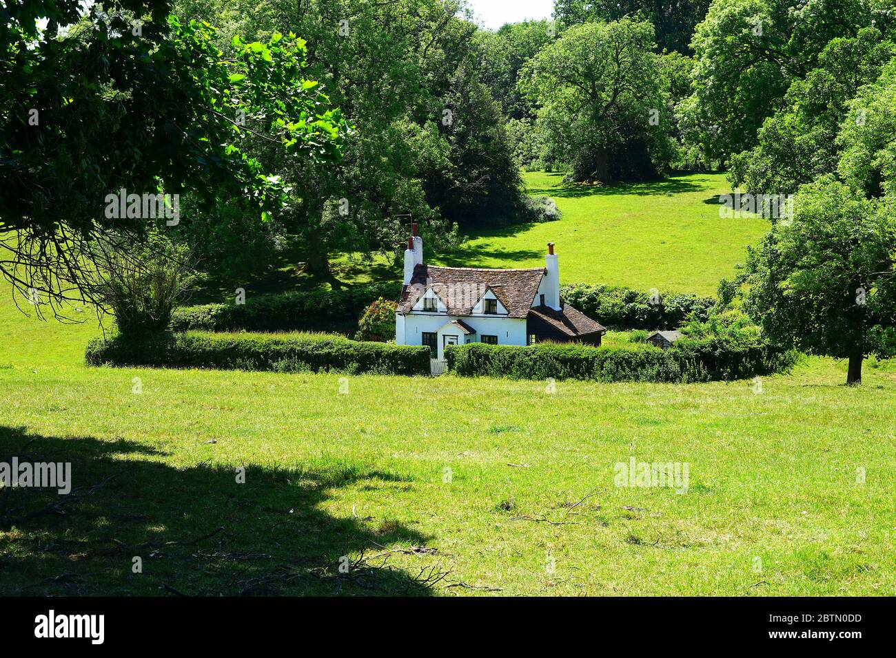 Chocolate box cottage on Lee Common Stock Photo - Alamy