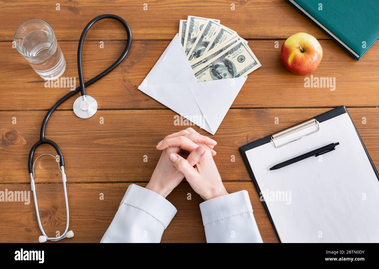 Doctor money envelope hi-res stock photography and images - Alamy