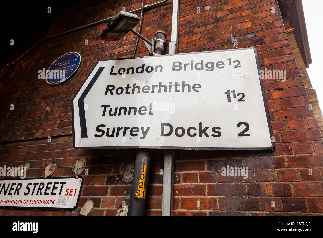 Under the arches of london bridge hi-res stock photography and images ...