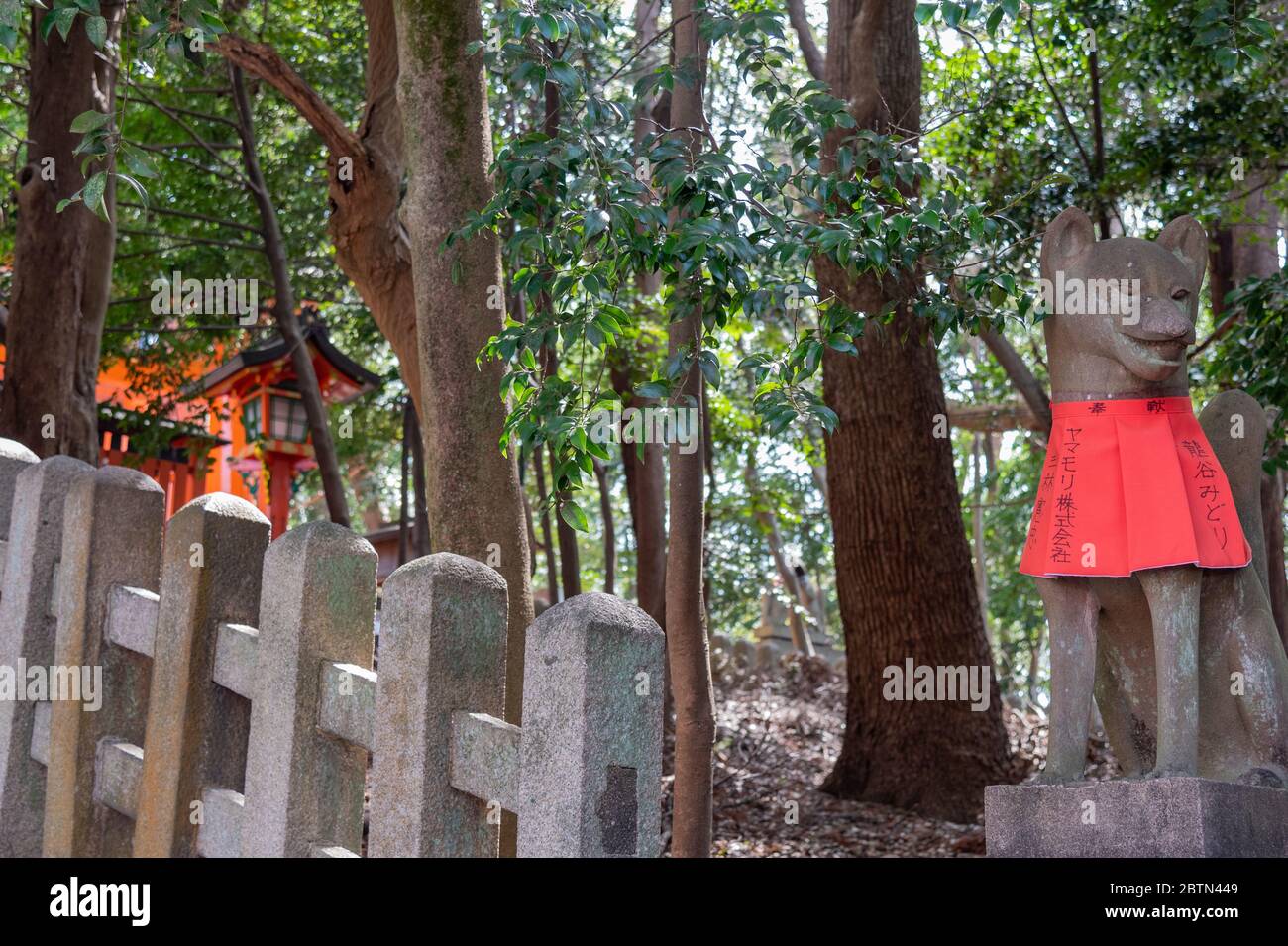 Kitsune guardian fox statue hi-res stock photography and images - Alamy