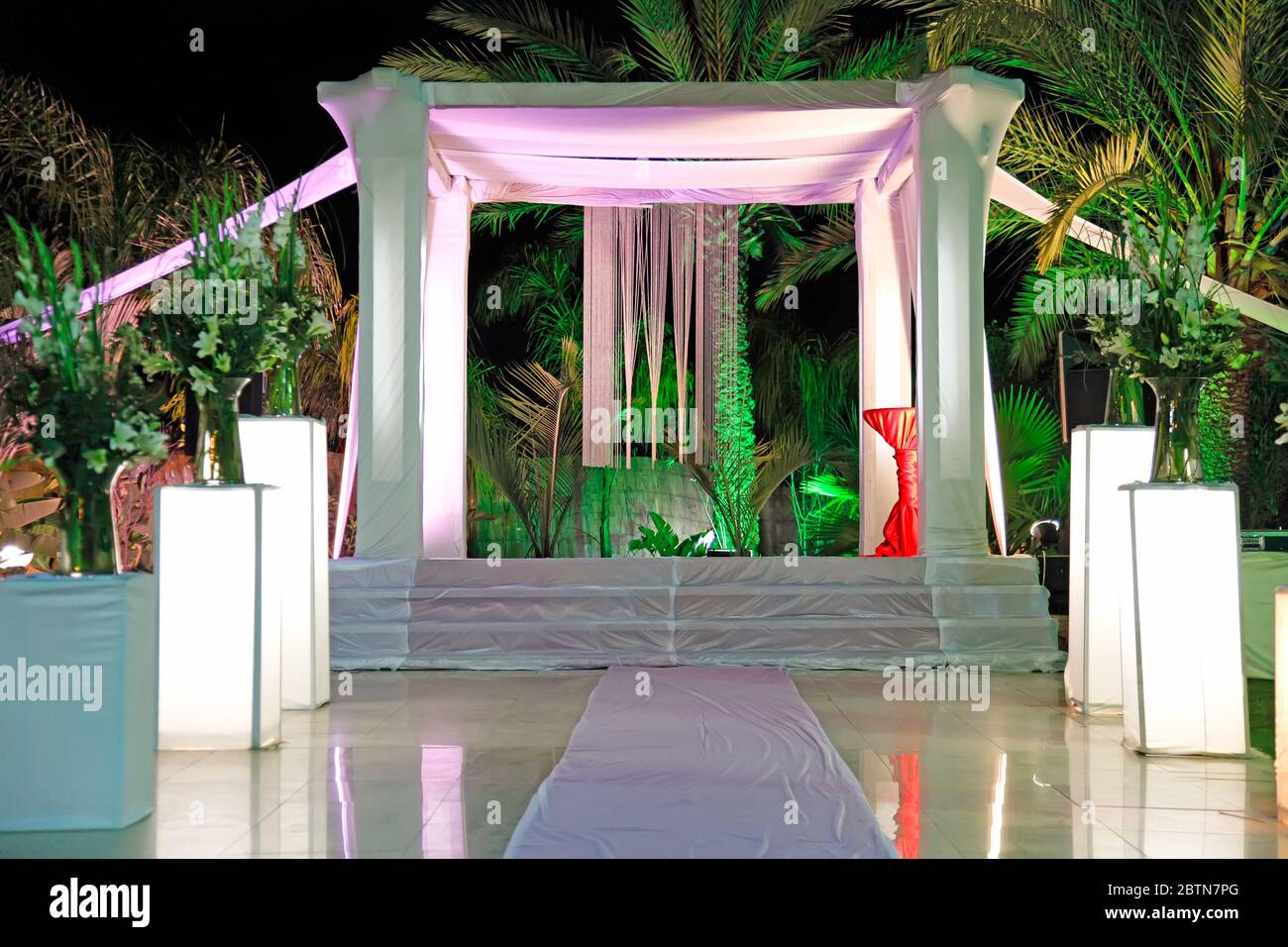 Jewish wedding chuppah canopy hi-res stock photography and images - Alamy