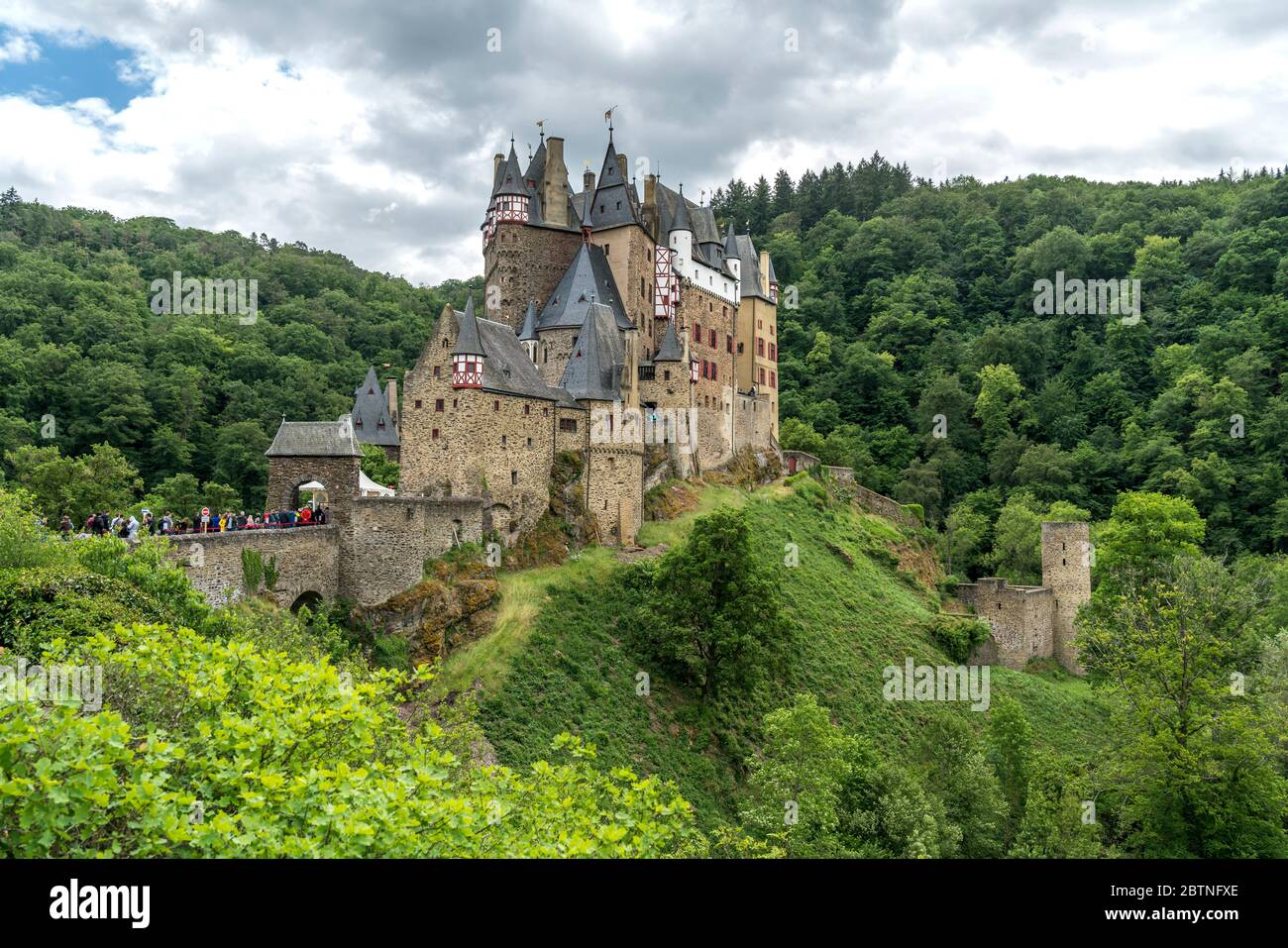 Die Burg Eltz in Wierschem, Rheinland-Pfalz, Deutschland | Eltz Castle ...