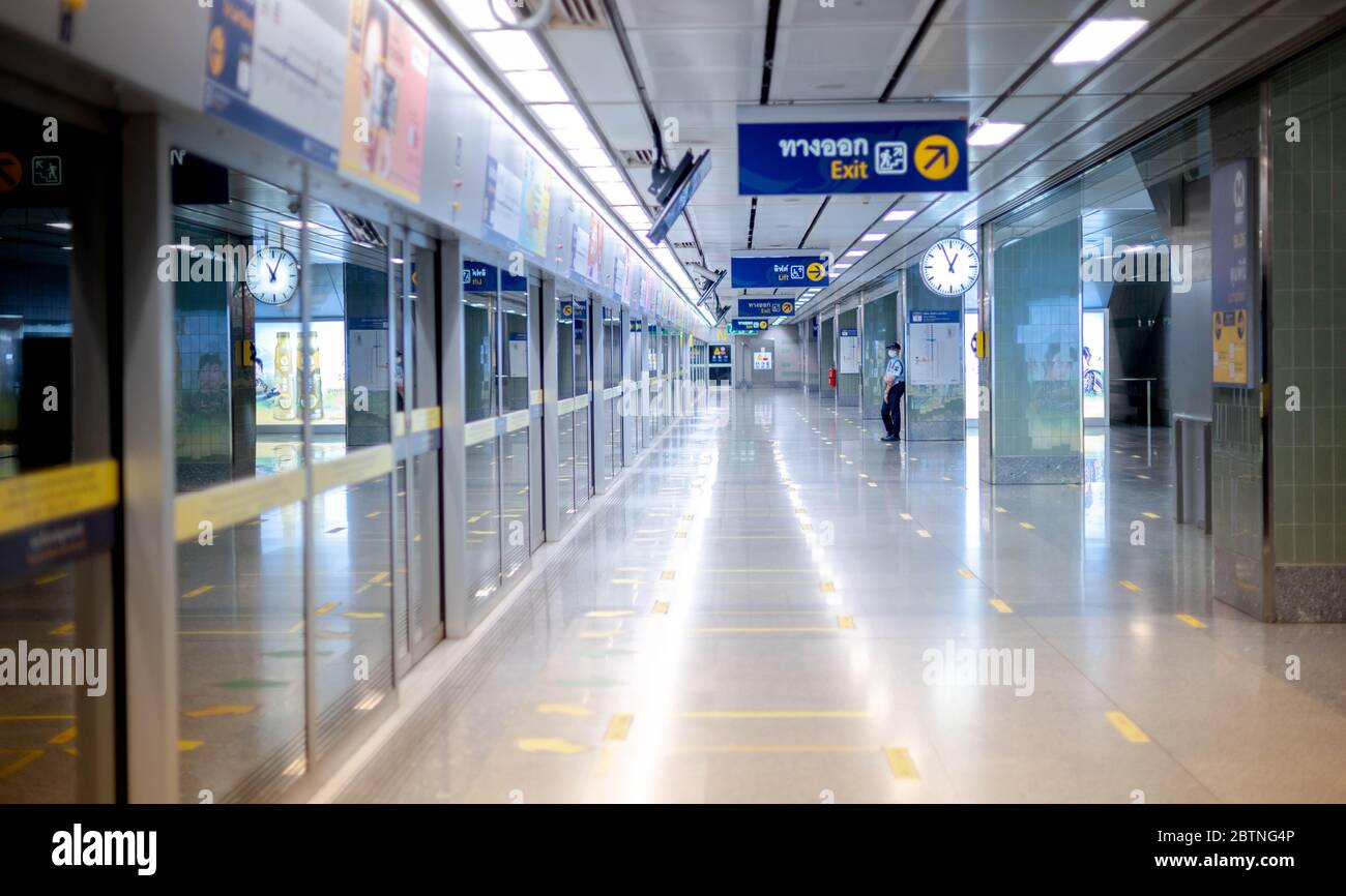 Yellow line route map hi-res stock photography and images - Alamy