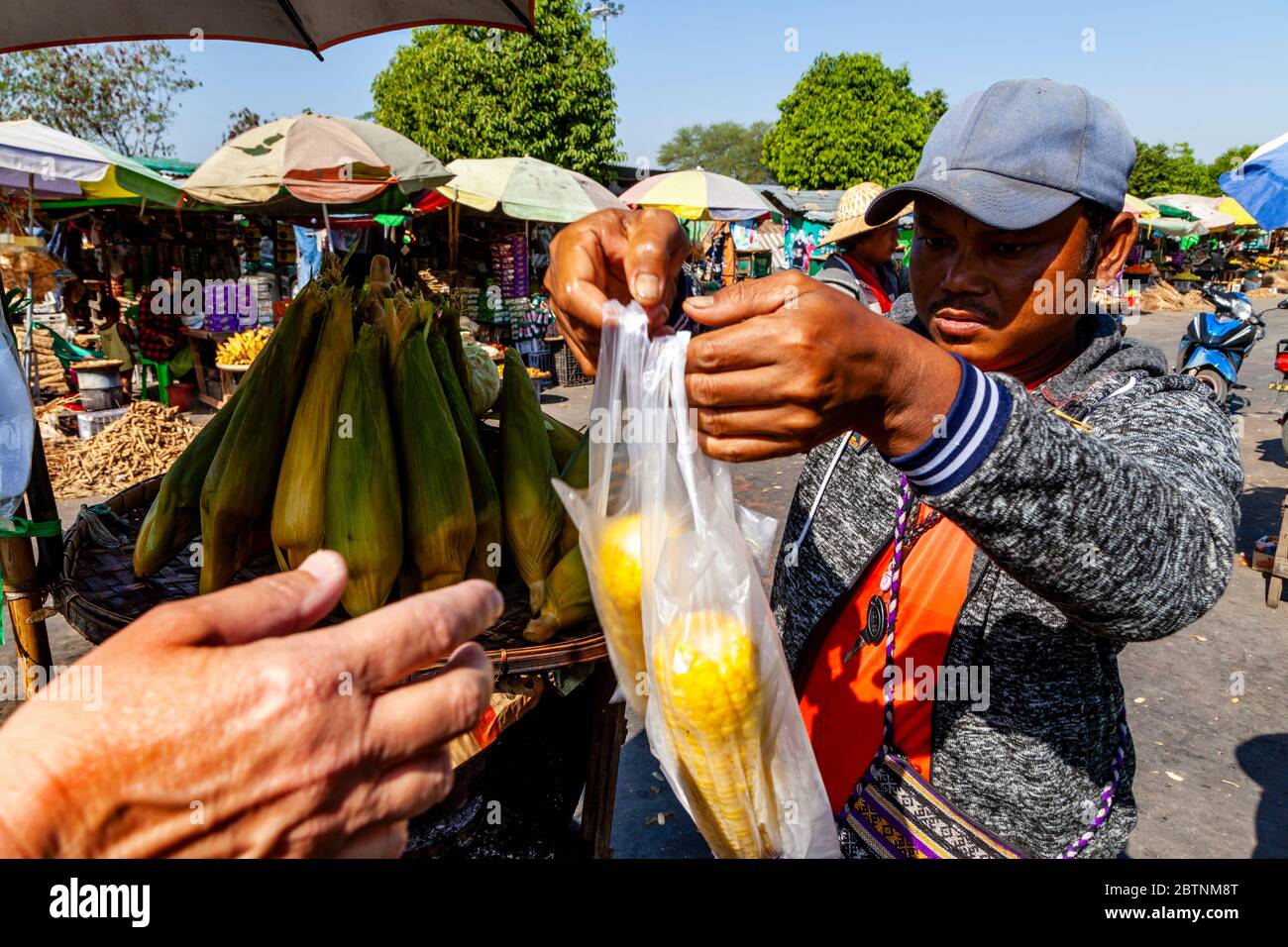 Myanmar snacks hi-res stock photography and images - Alamy