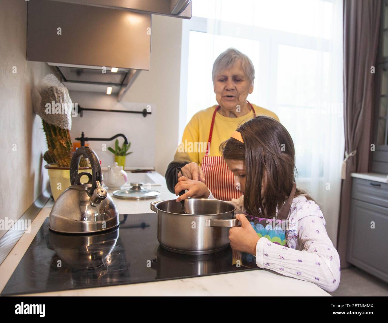 Cooking children hi-res stock photography and images - Alamy