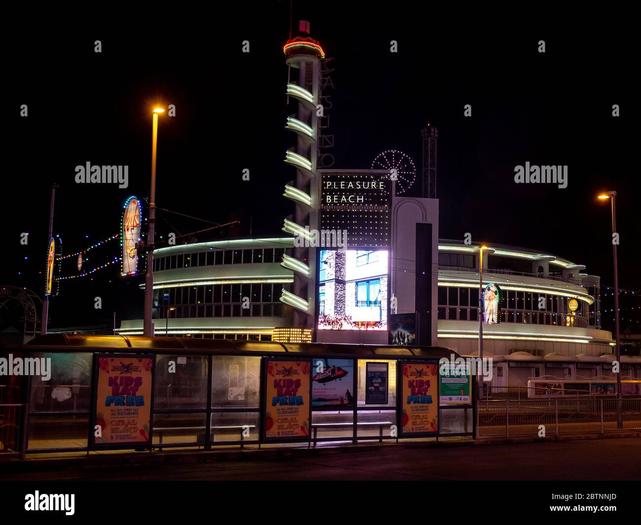 Blackpool pleasure beach at night hi-res stock photography and images ...