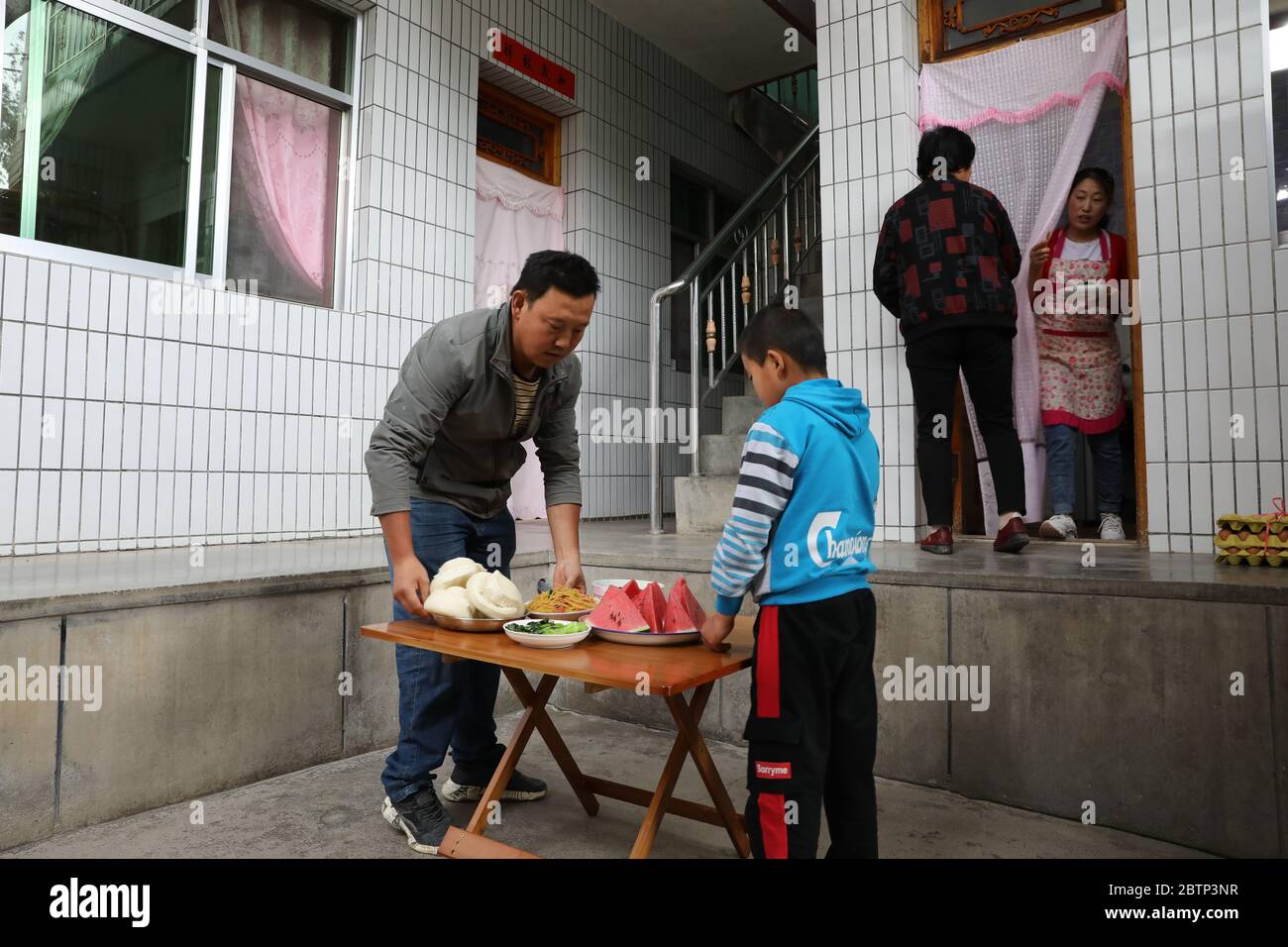 (200527) -- GANGU(GANSU), May 27, 2020 (Xinhua) -- Niu Lijuan's family ...