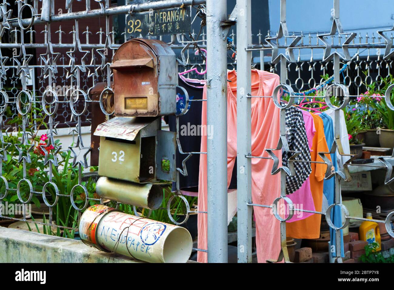 Rural mailbox decay hi-res stock photography and images - Alamy
