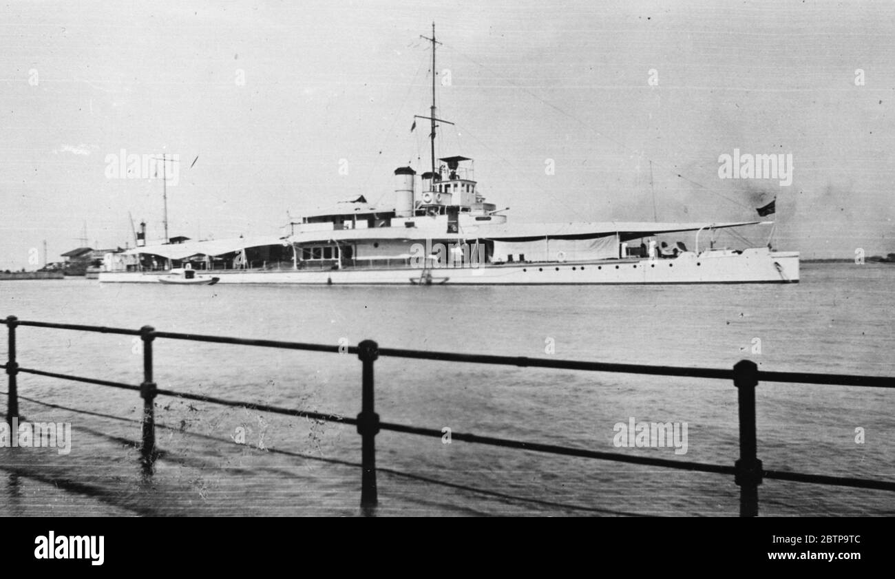 British warship at Hankow . HMS Mantia arriving at Hankow to protect ...