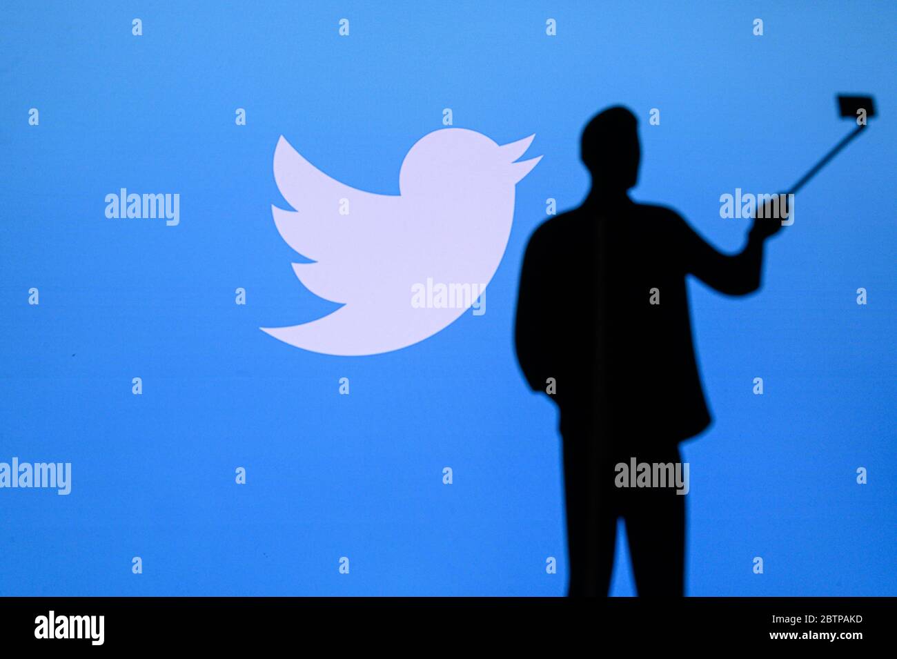 Person on twitter phone hi-res stock photography and images - Alamy