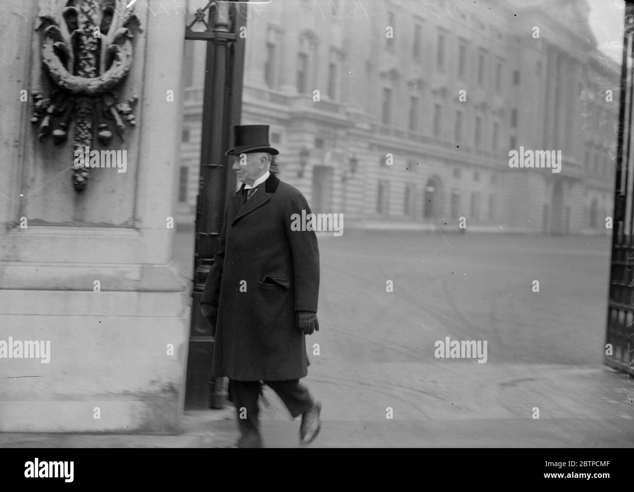 The King receives Ministers . Lord Amulree arriving at Buckingham ...