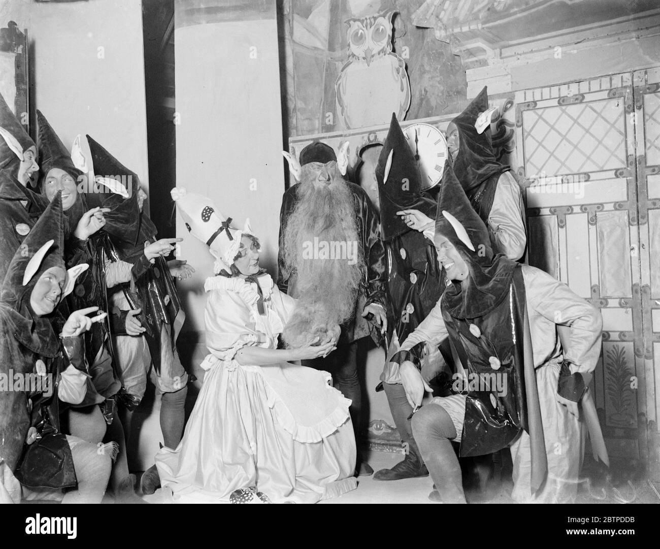 Pantomime history historical Black and White Stock Photos & Images - Alamy
