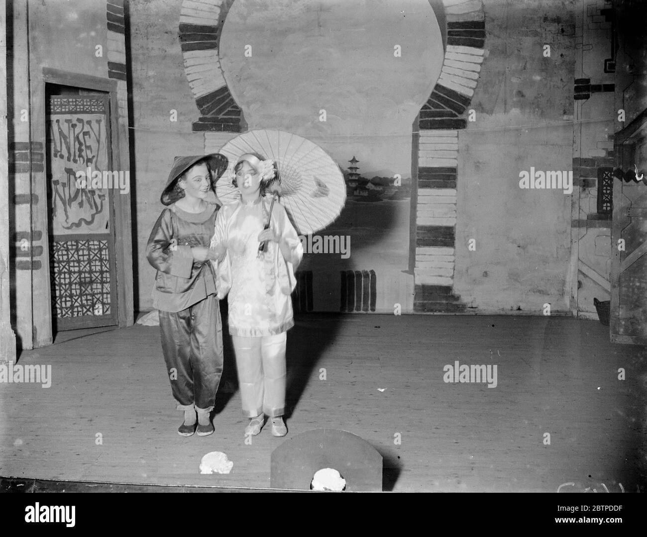 Pantomime history historical Black and White Stock Photos & Images - Alamy