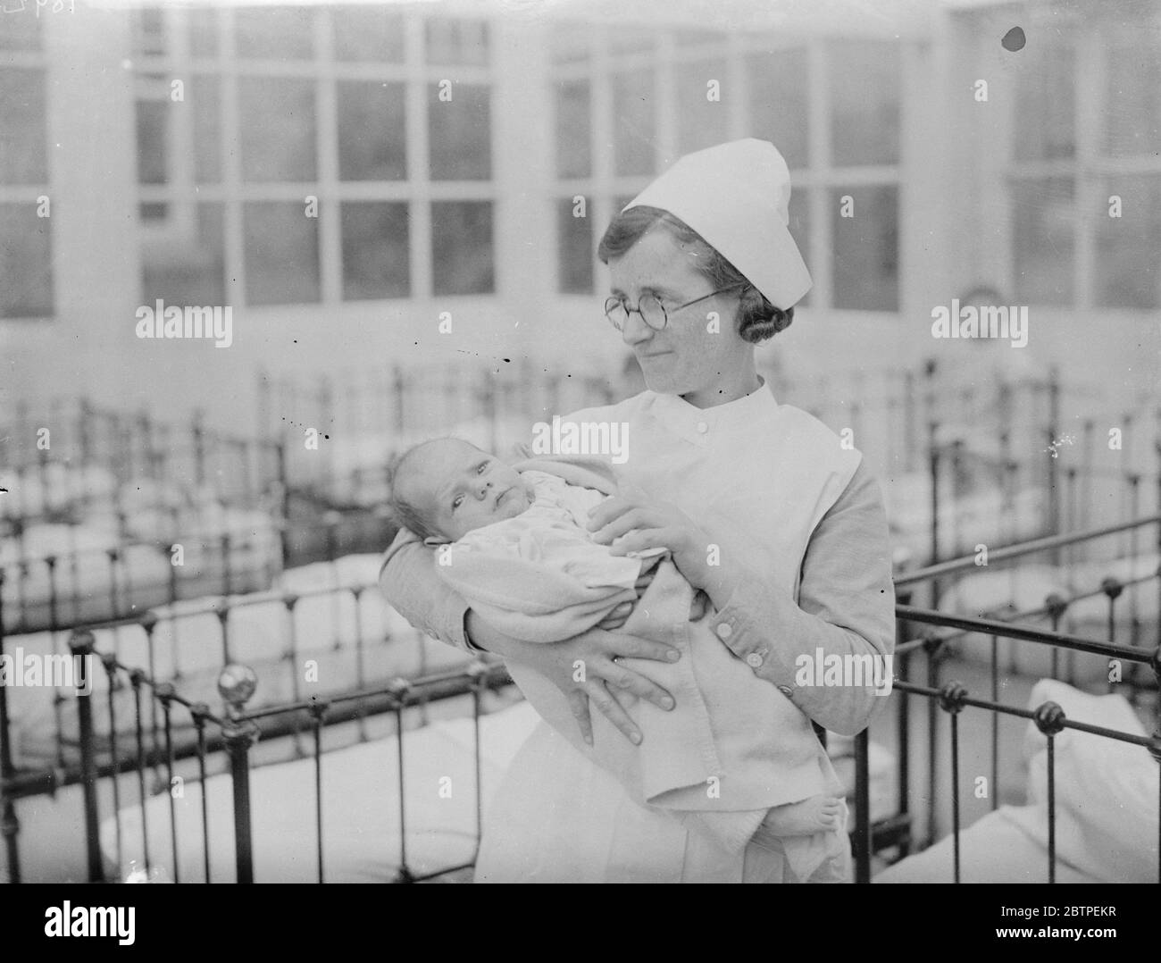 Nurse baby black and white hi-res stock photography and images - Alamy