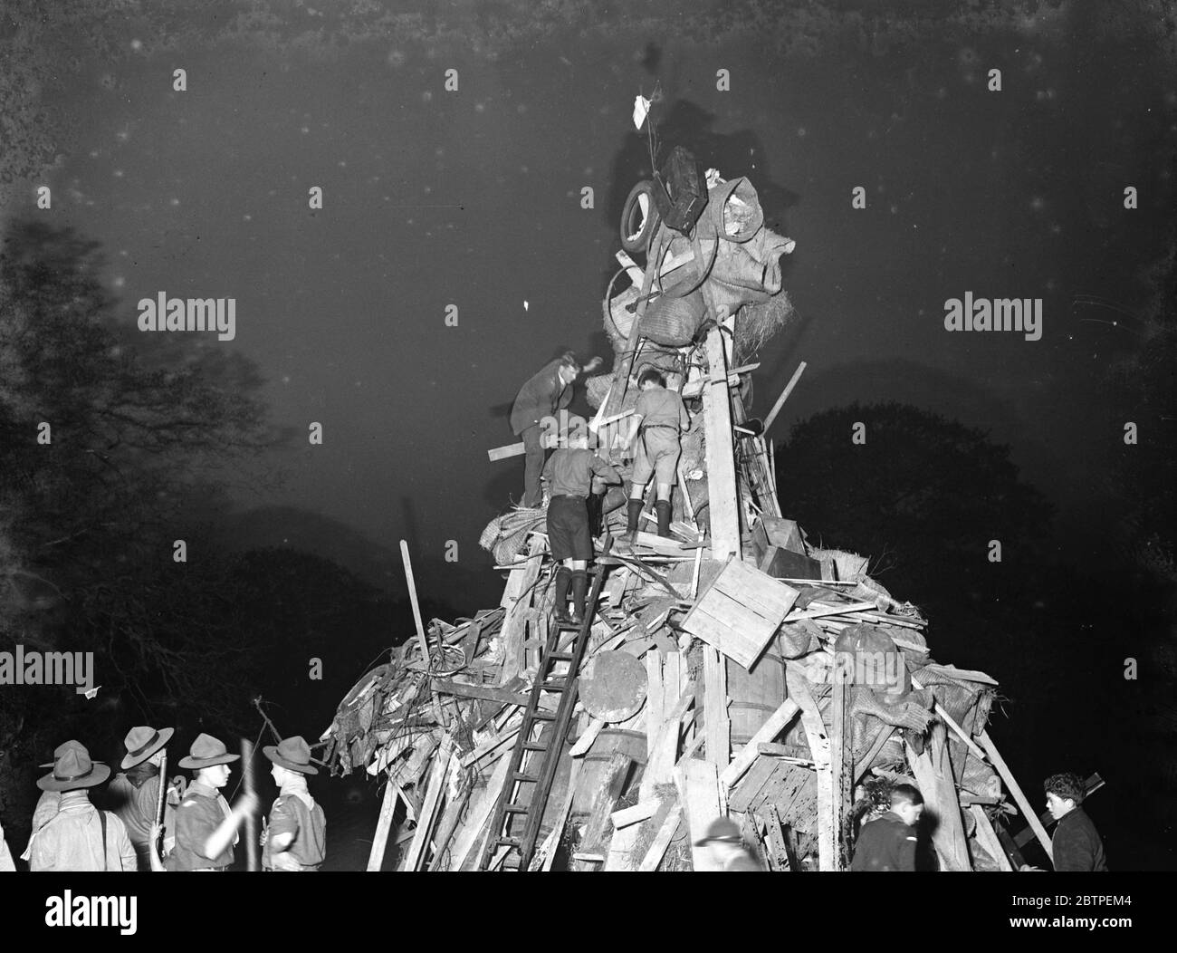 Bonfire building hi-res stock photography and images - Alamy