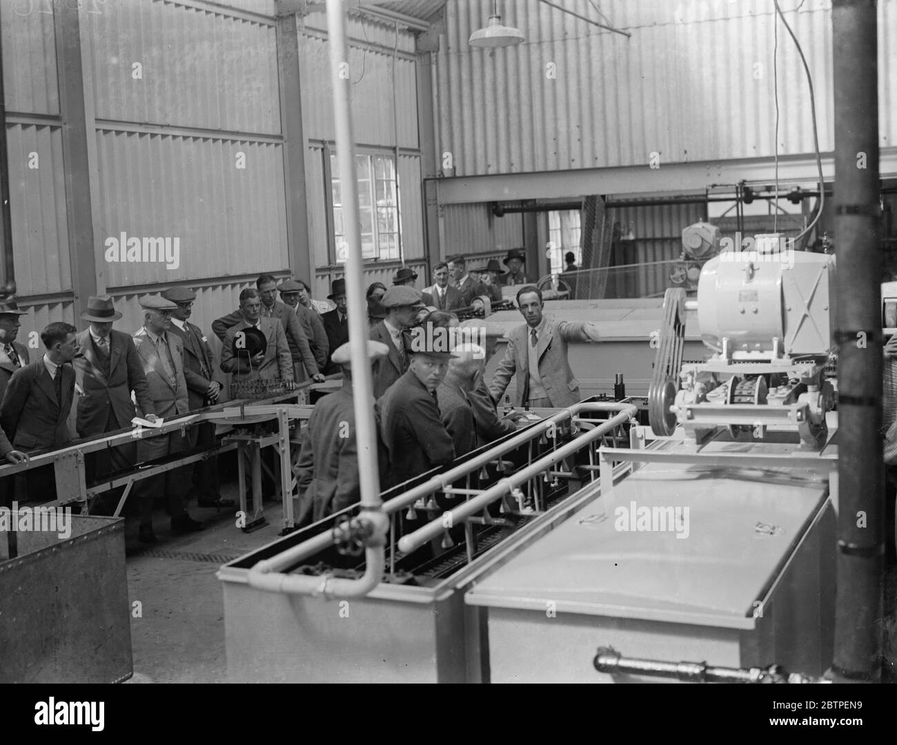 Men packing fruit hi-res stock photography and images - Alamy