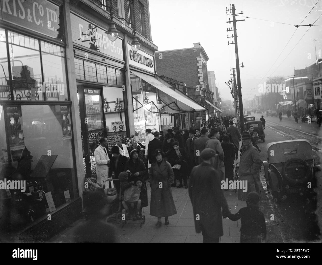 Busy shopping street 1930s hi-res stock photography and images - Alamy