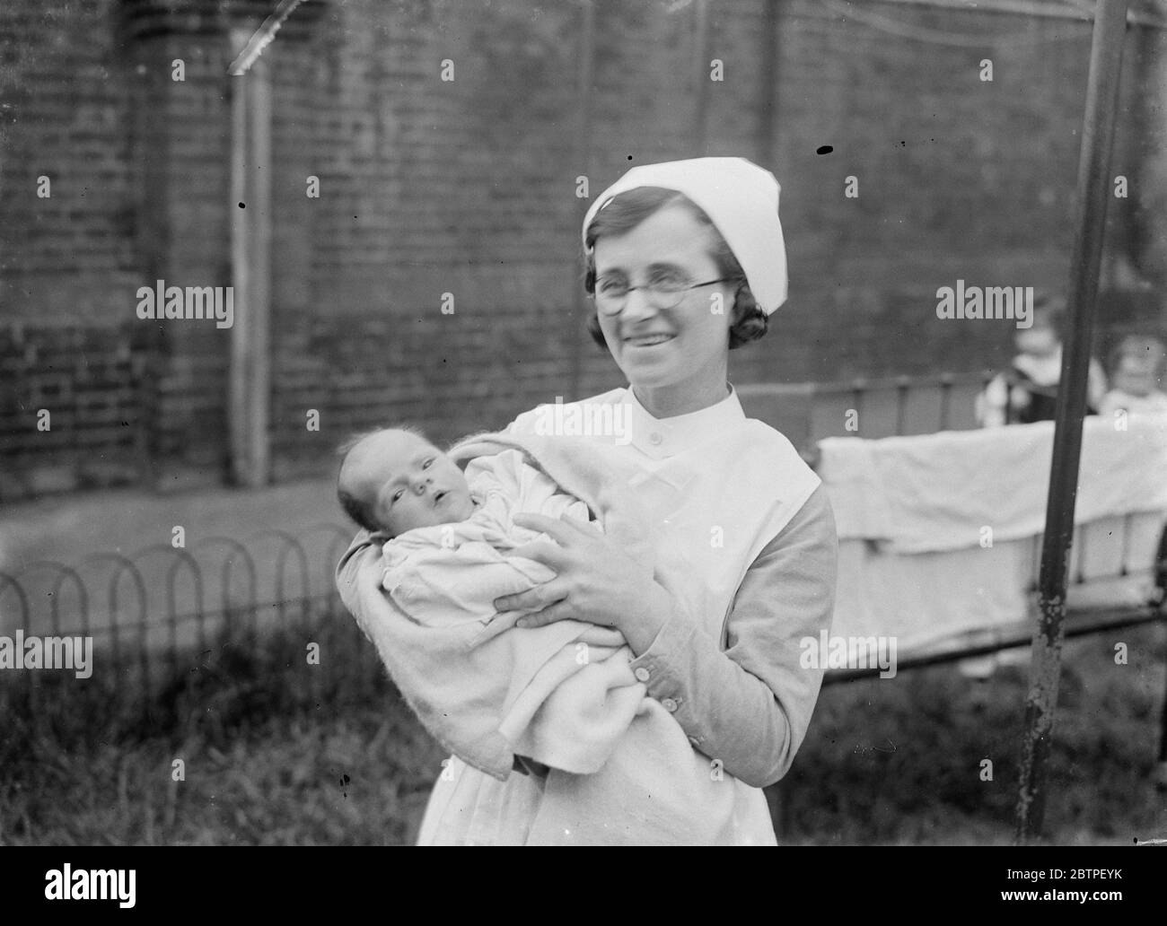 Nurse baby black and white hi-res stock photography and images - Alamy