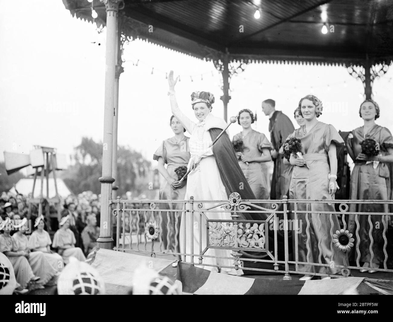The Dartford Carnival . The queen waves from the bandstand . 1936 Stock ...