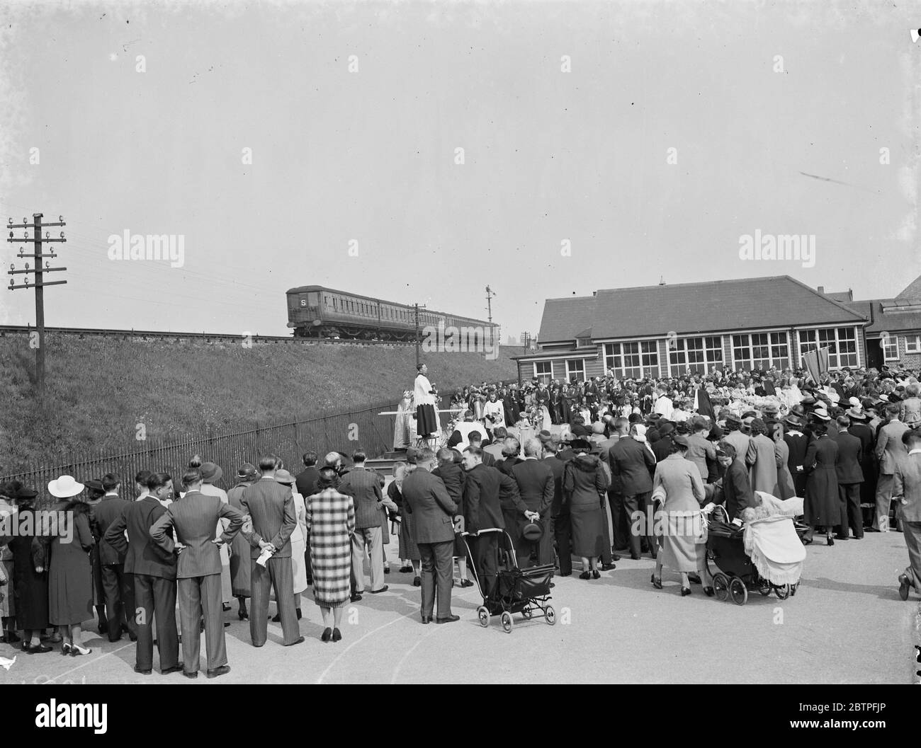 May queen crowning hi-res stock photography and images - Alamy