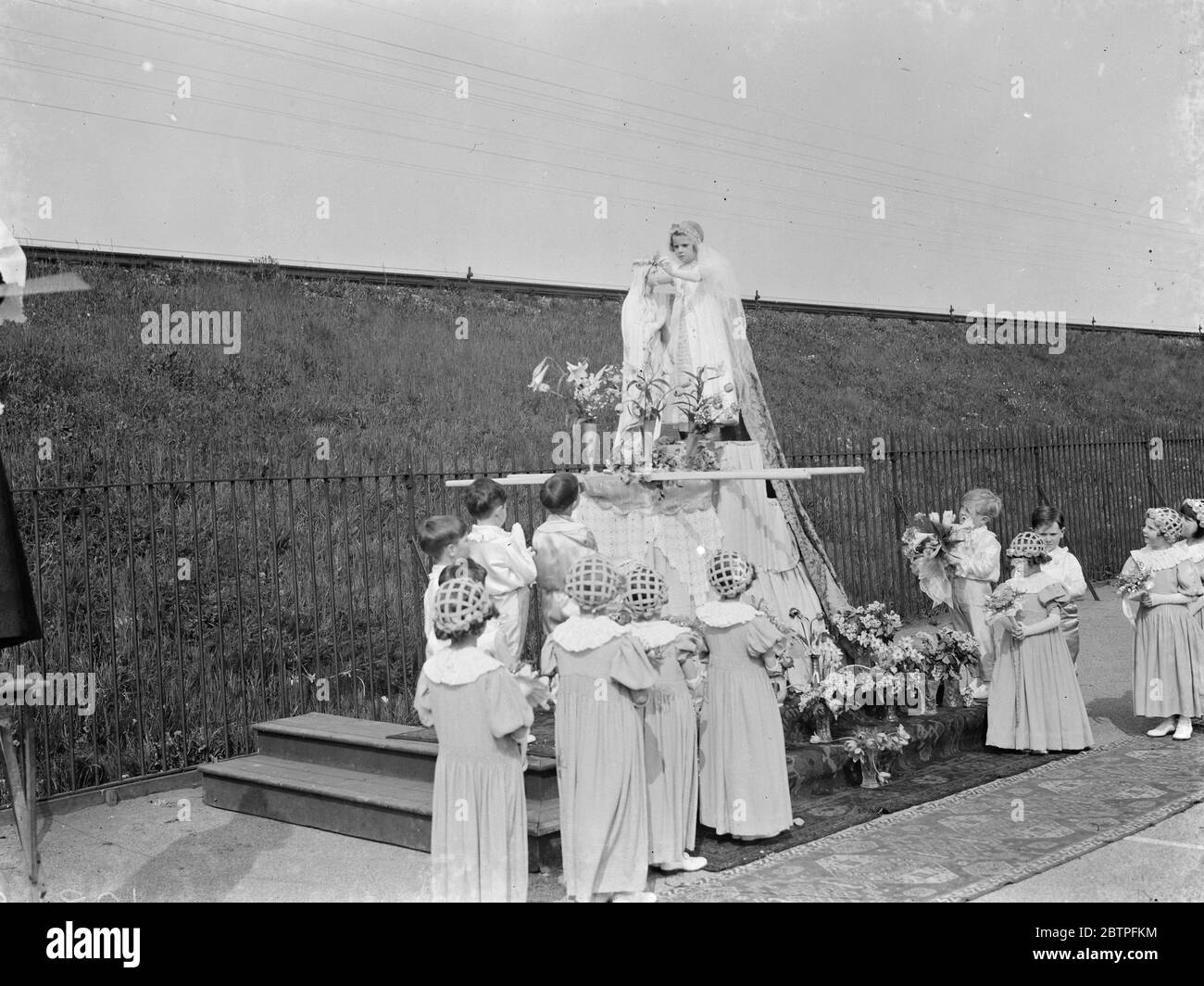 May queen crowning hi-res stock photography and images - Alamy