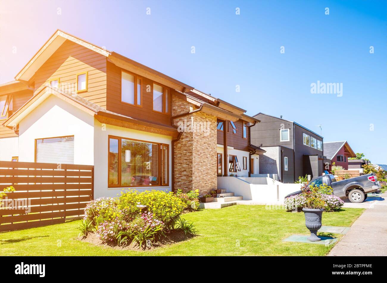 Middle class neighborhood hi-res stock photography and images - Alamy