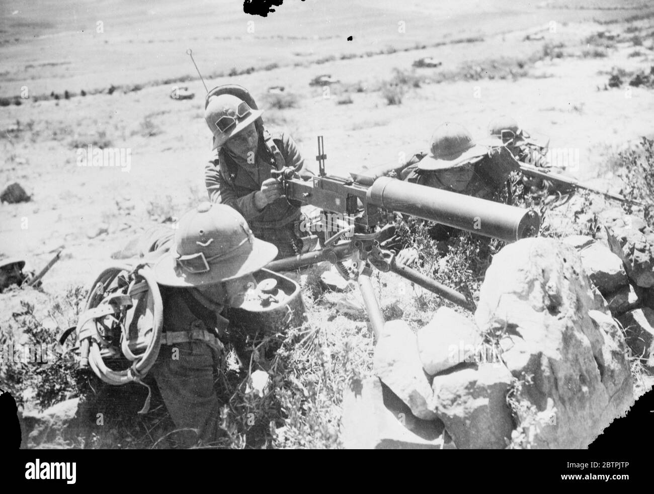 Machine gunners cover advance . An Italian machine gun crew helping the ...