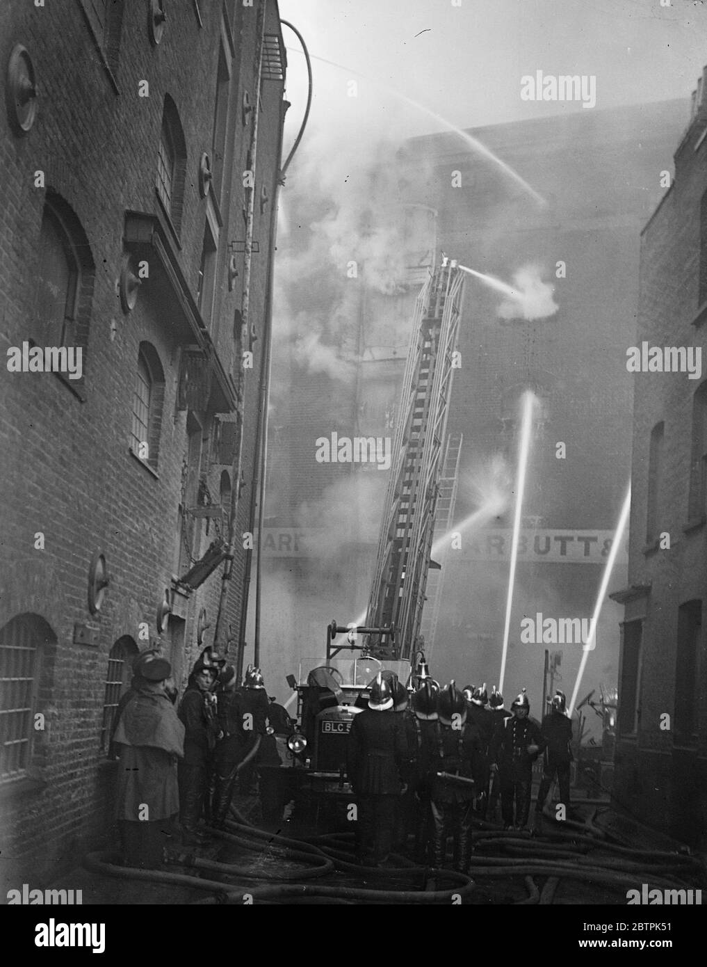 Thames fire 1930s hi-res stock photography and images - Alamy