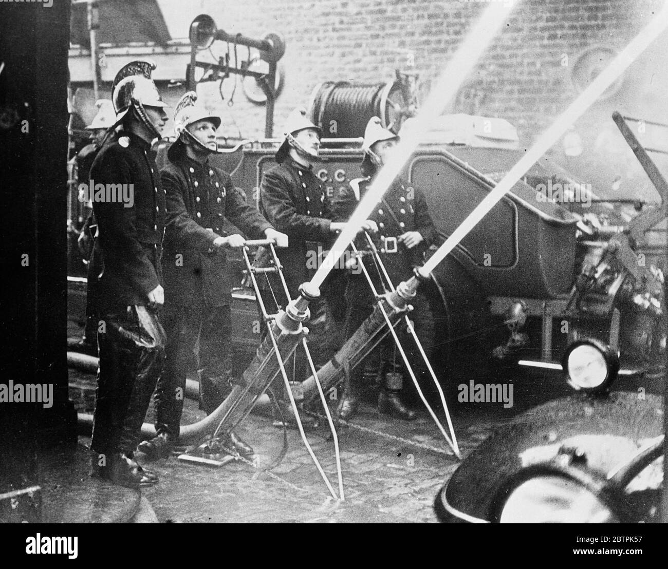 Thames fire 1930s hi-res stock photography and images - Alamy
