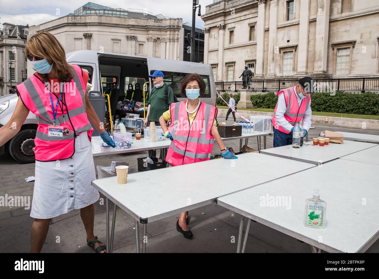 27/05/2020, Trafalgar Square, London UK. Volunteers wait to hand over ...