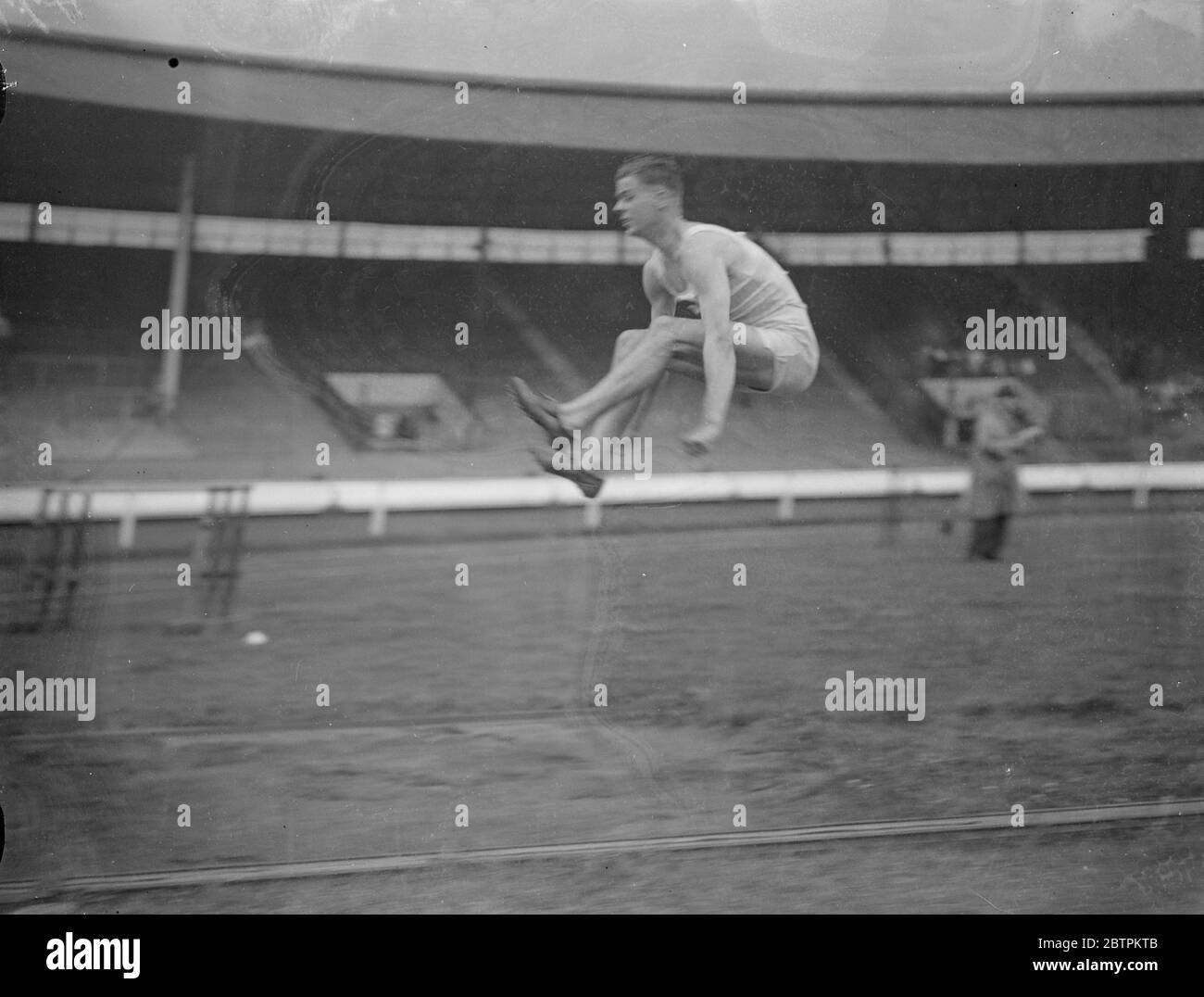 Lomg jump hi-res stock photography and images - Alamy