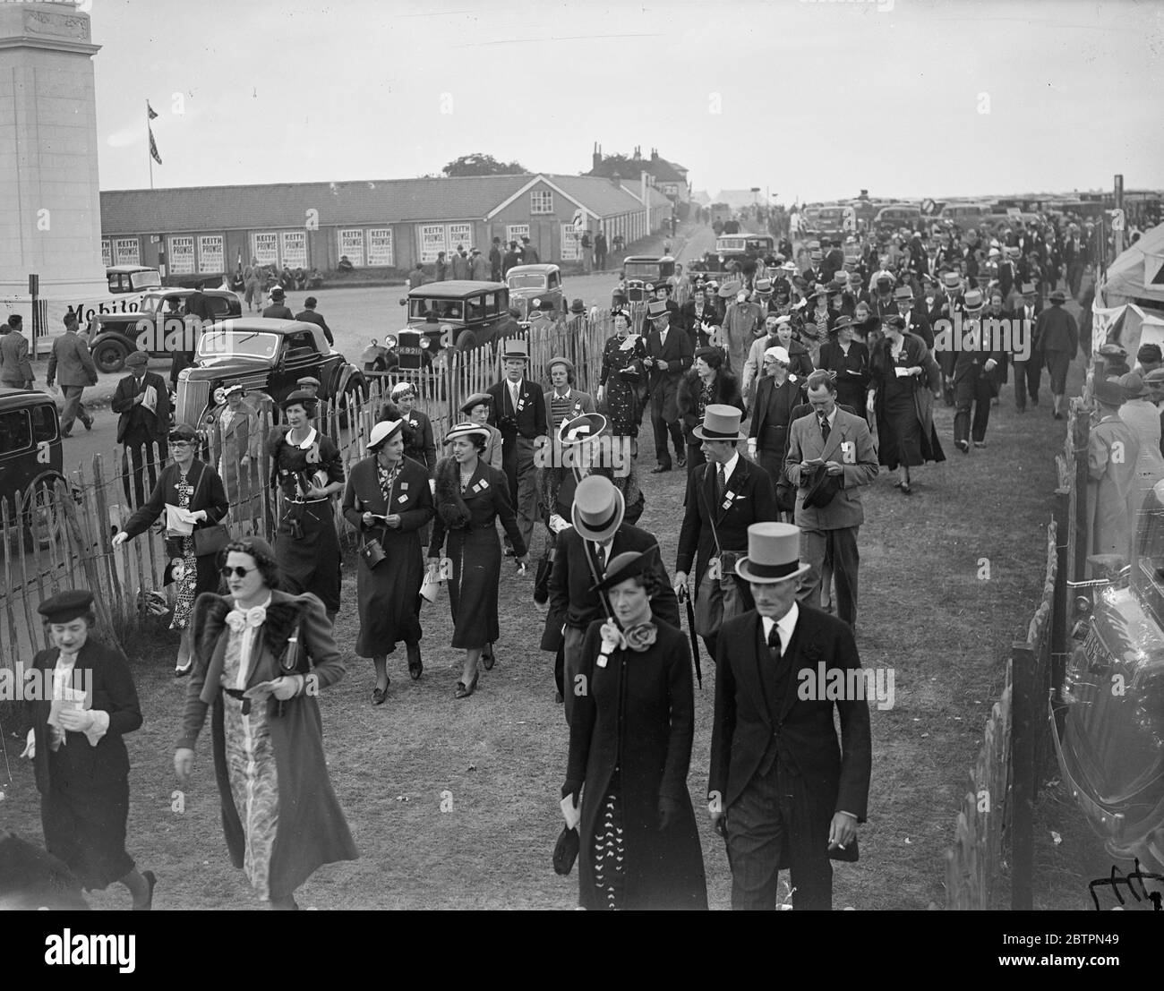 Fashionable crowd at the Oaks. Fashionable crowd was present at Epsom ...