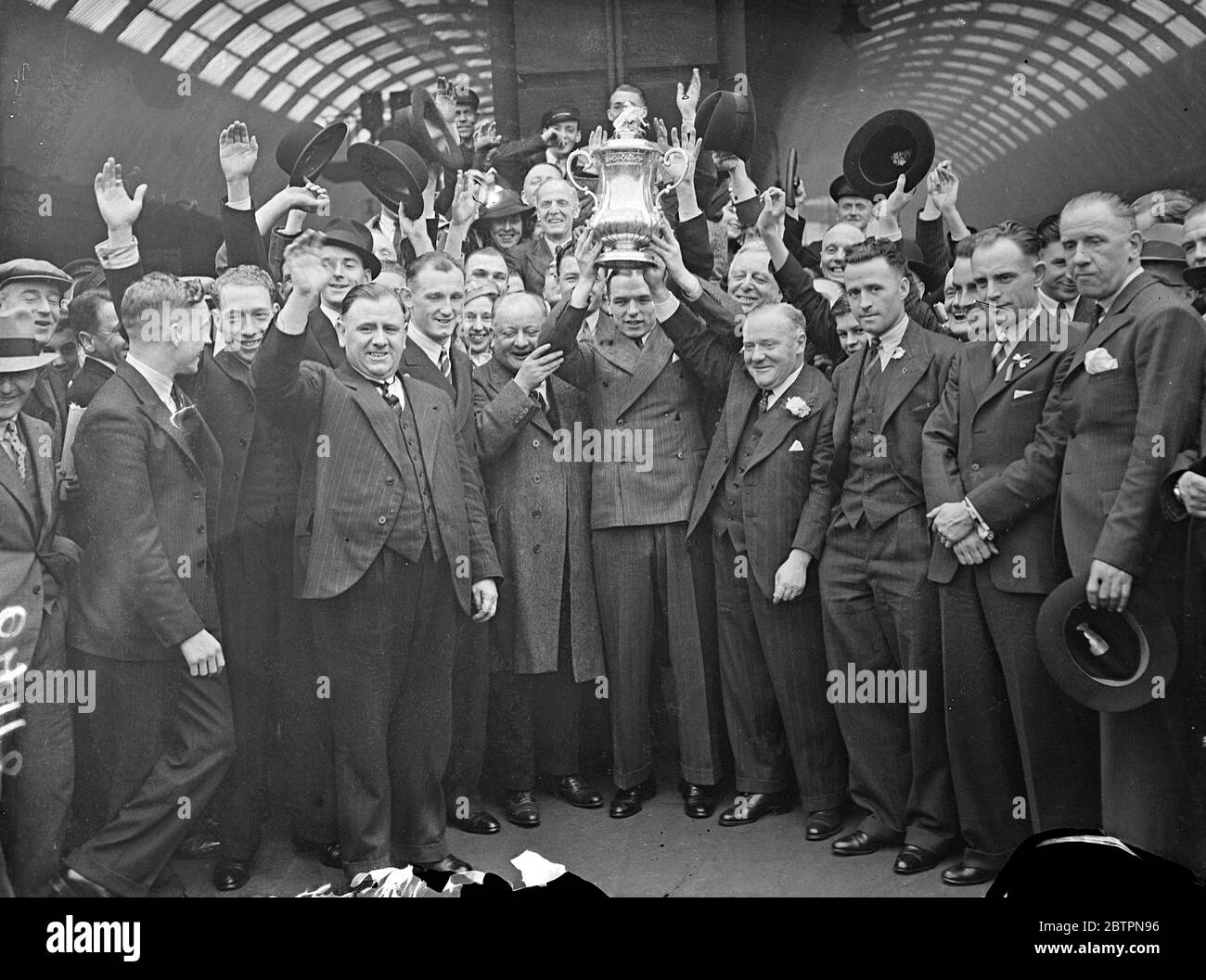 Cup winners leave for home. Sunderland carrying away the FA Cup, left ...