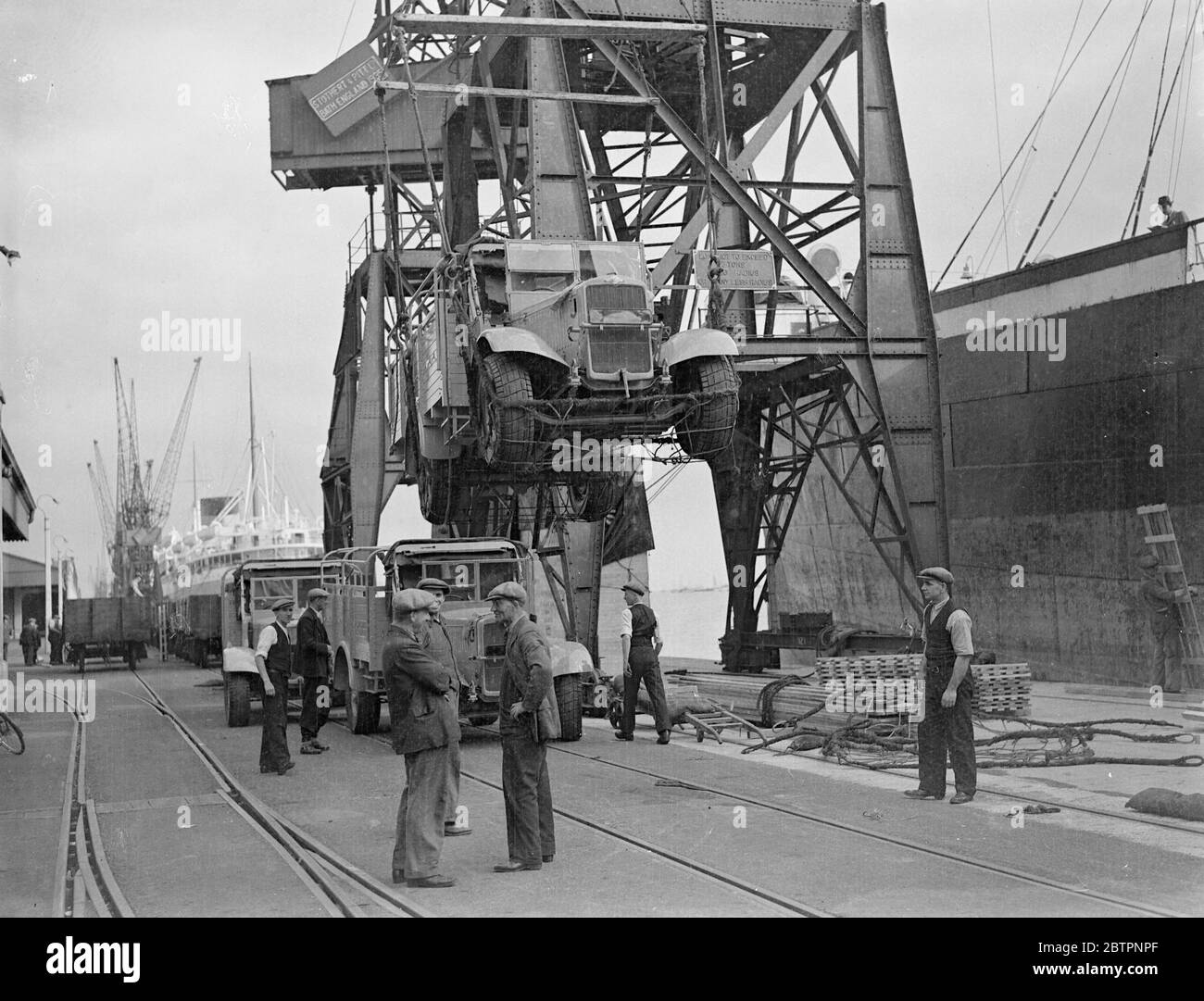 Shipping in southampton docks hi-res stock photography and images - Alamy