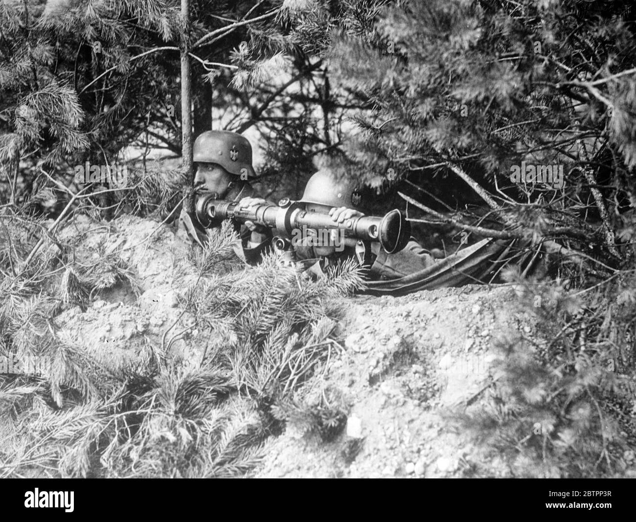 Light artillery in German manoeuvres. Hitler pays a visit to the front ...