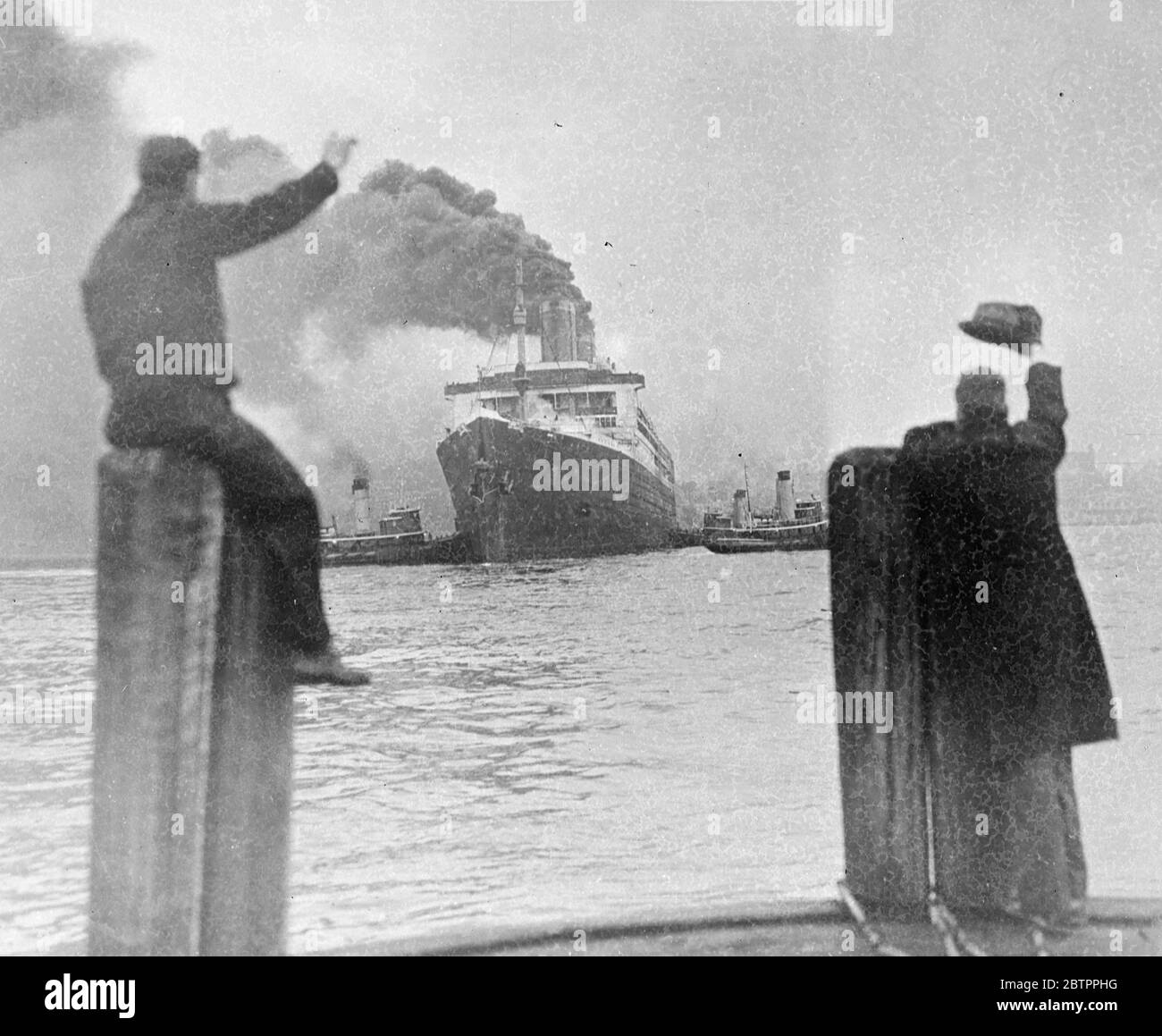 Waving goodbye ship hi-res stock photography and images - Alamy