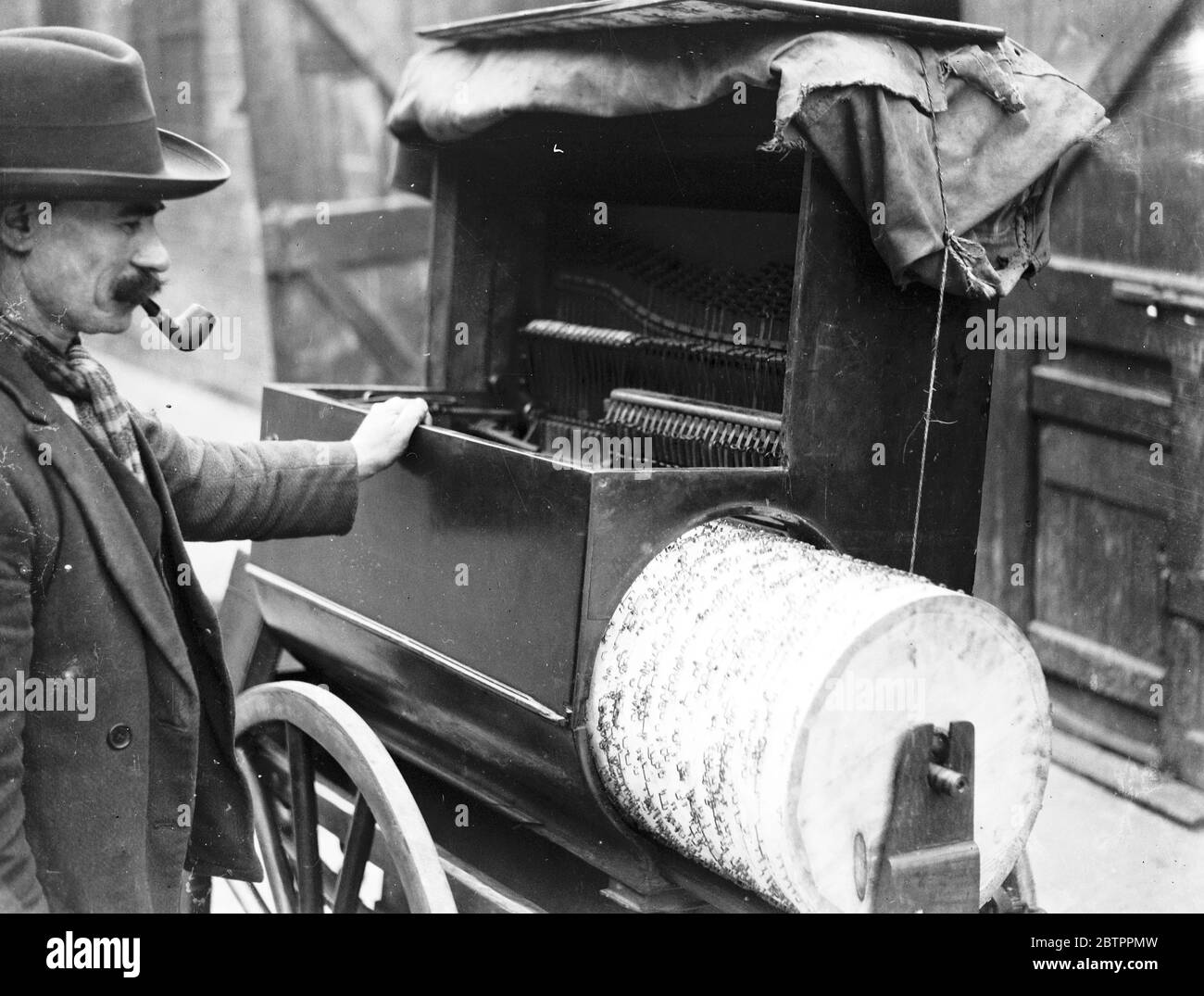 Barrel organ grinder hi-res stock photography and images - Alamy