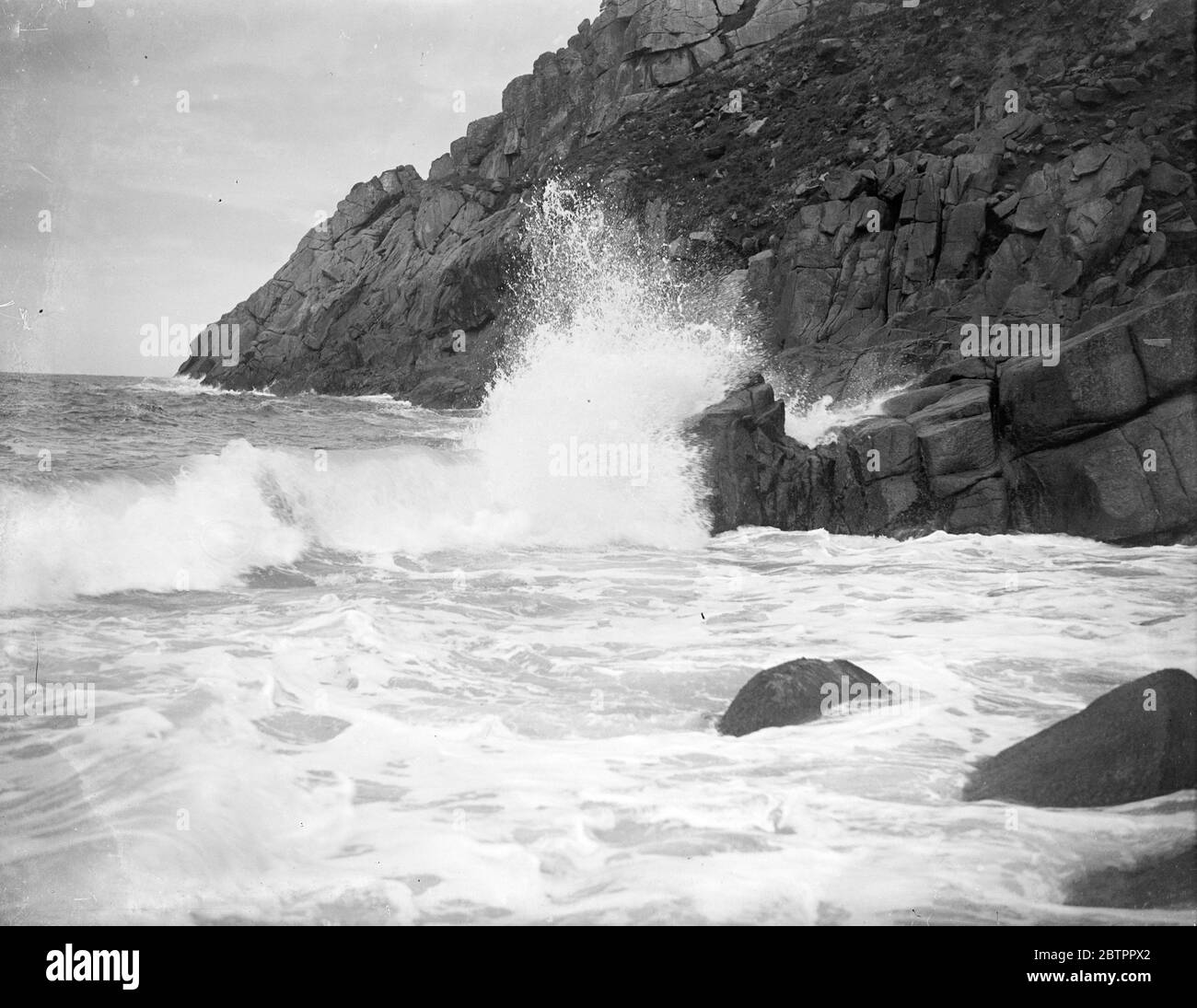 Breaking sea waves between rocks hi-res stock photography and images ...